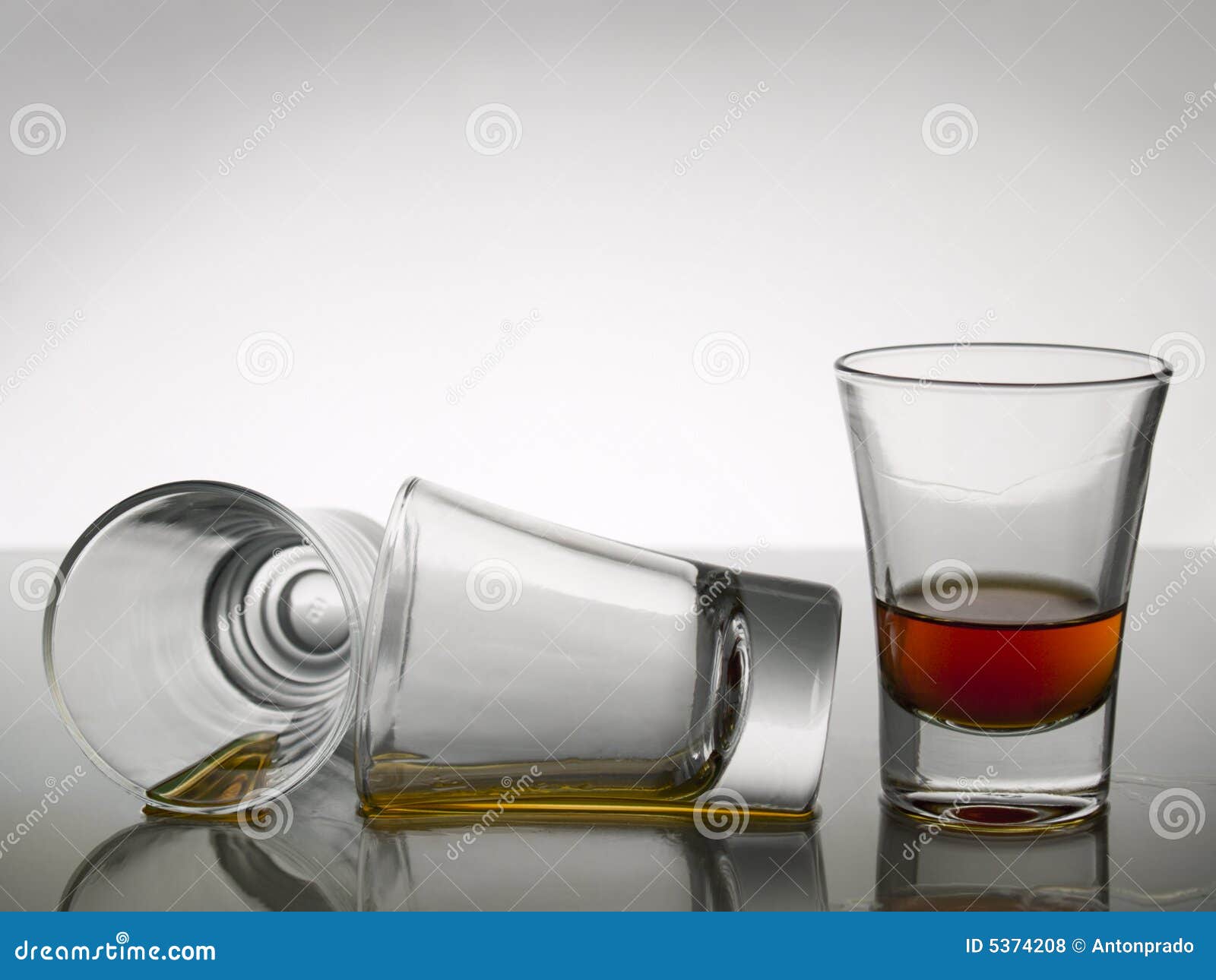 Drie schoten van wisky stock foto. Image of schot, gedronken - 5374208