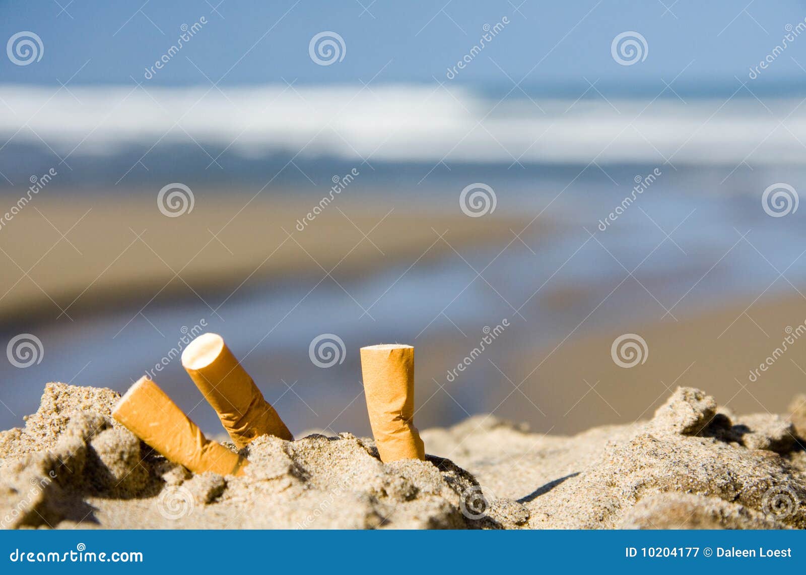 Drie sigaretten op strand stock afbeelding. Image of afval - 10204177