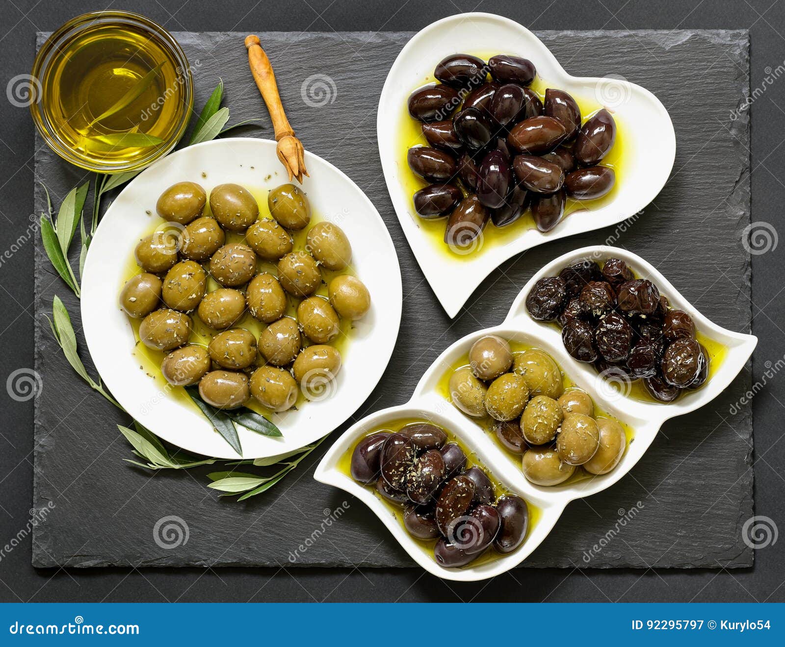 Drie Soorten Geselecteerde Olijven En Olijfolie Stock Afbeelding ...