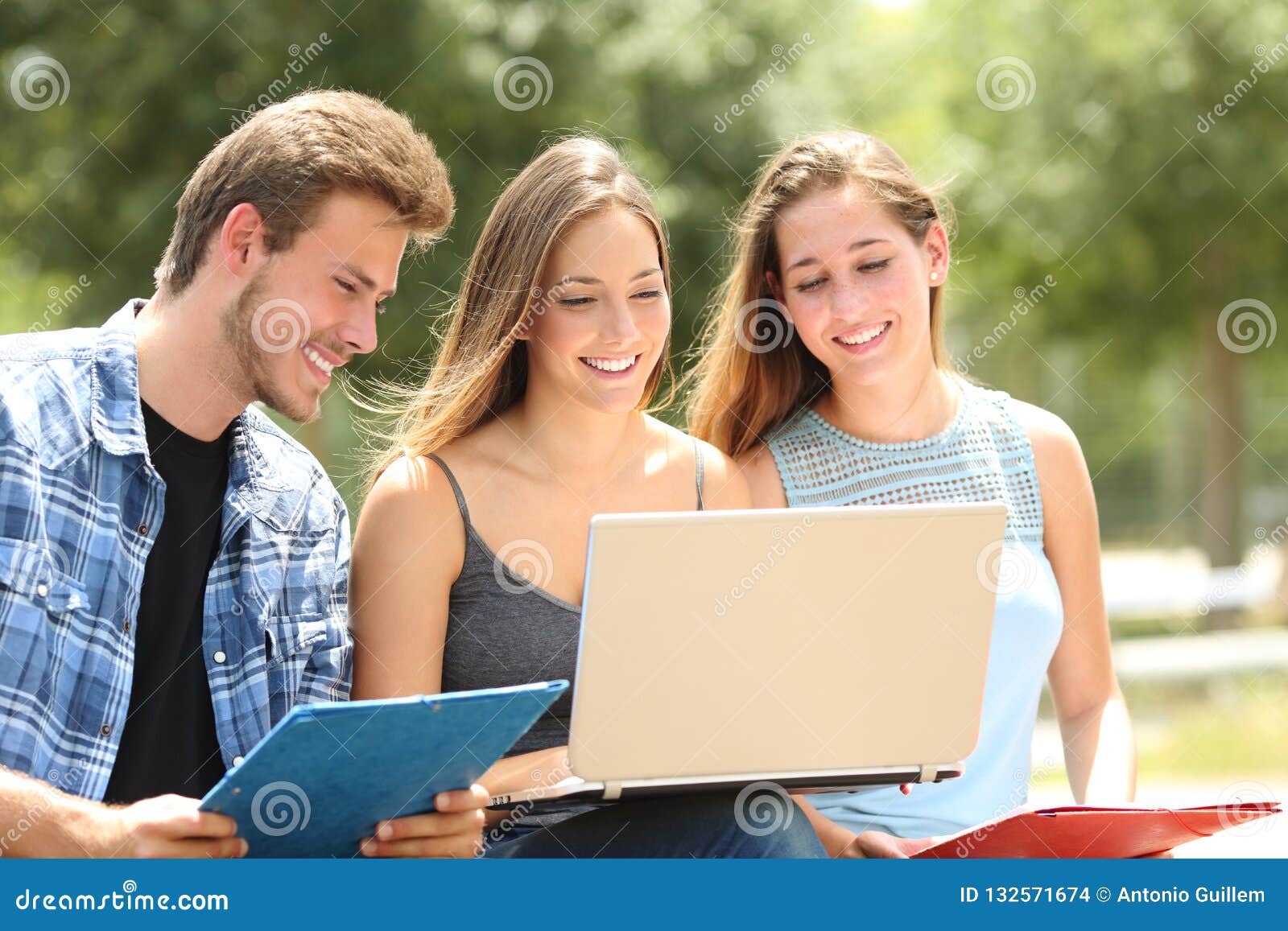 Drie Studenten Samen E-leert in Een Campus Stock Foto - Image of ...