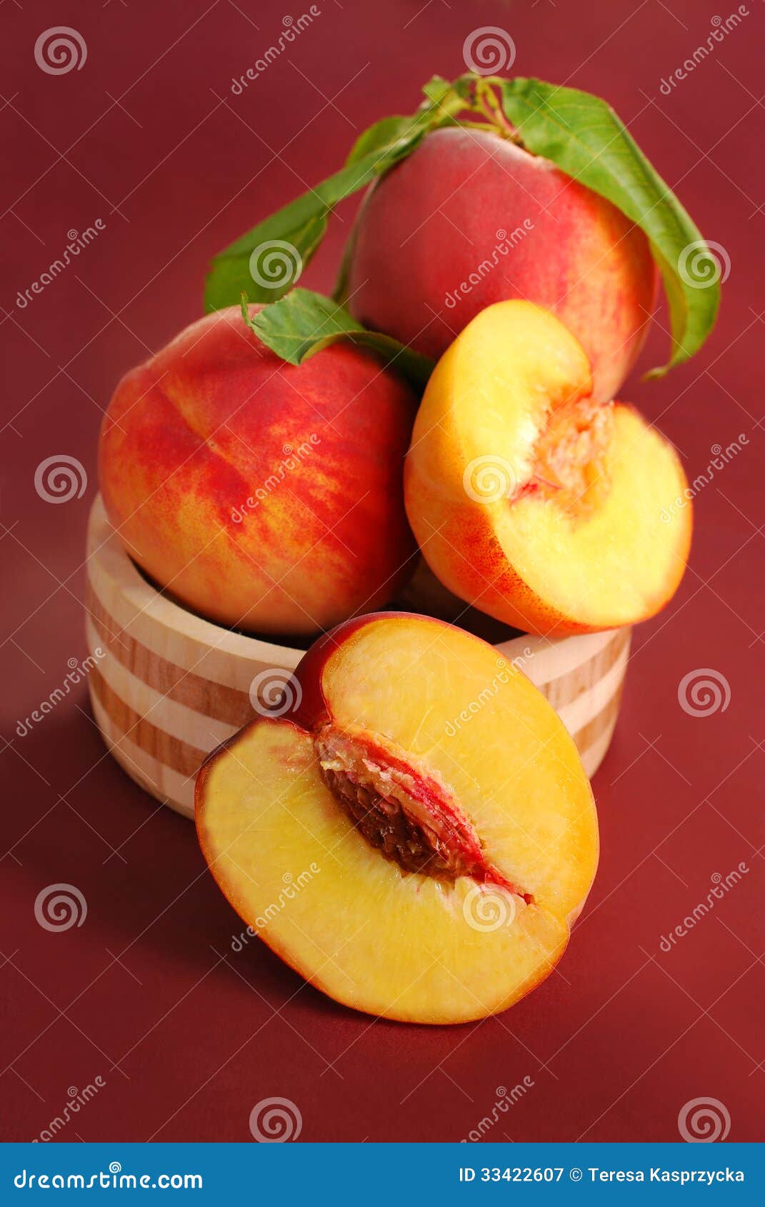 Drie verse perziken stock afbeelding. Image of donker - 33422607