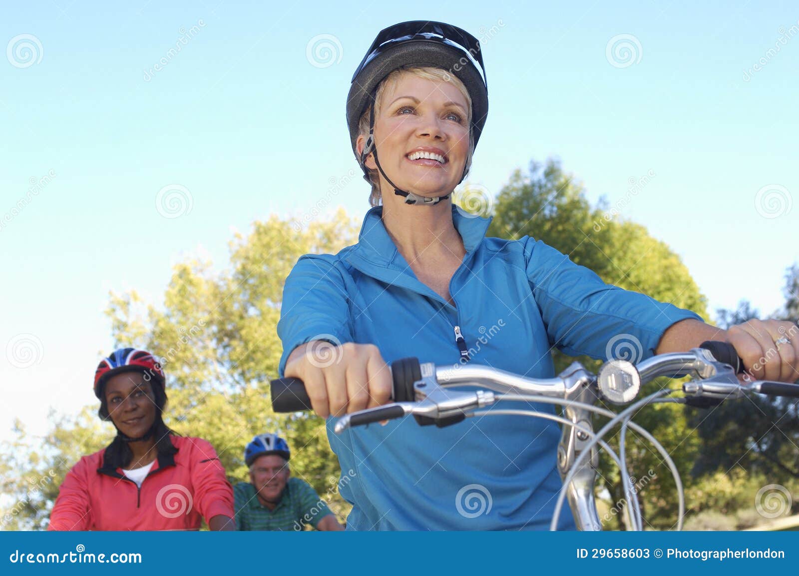 Drie Vrienden Die Fiets Berijden Stock Afbeelding - Image of handvat ...