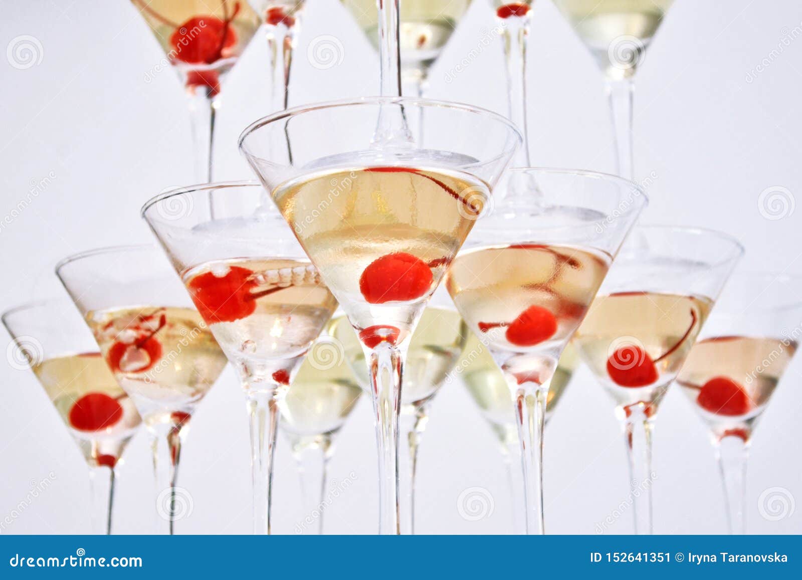 Driehoekige Die Martini-glazen, Met Champagne Met Kersen in De Vorm Van ... Driehoekige Die Martini-glazen, Met Champagne Met Kersen in De Vorm Van ...