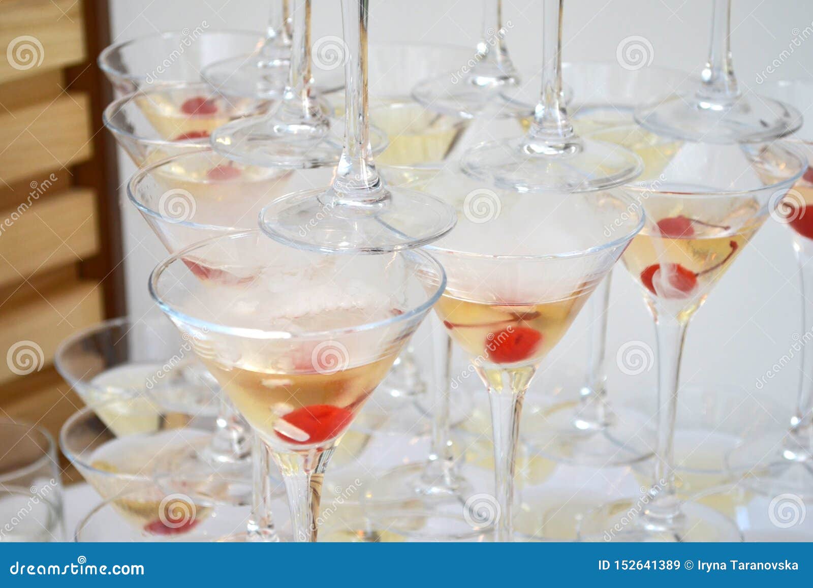 Driehoekige Die Martini-glazen, Met Champagne Met Kersen En Vloeibare ... Driehoekige Die Martini-glazen, Met Champagne Met Kersen En Vloeibare ...
