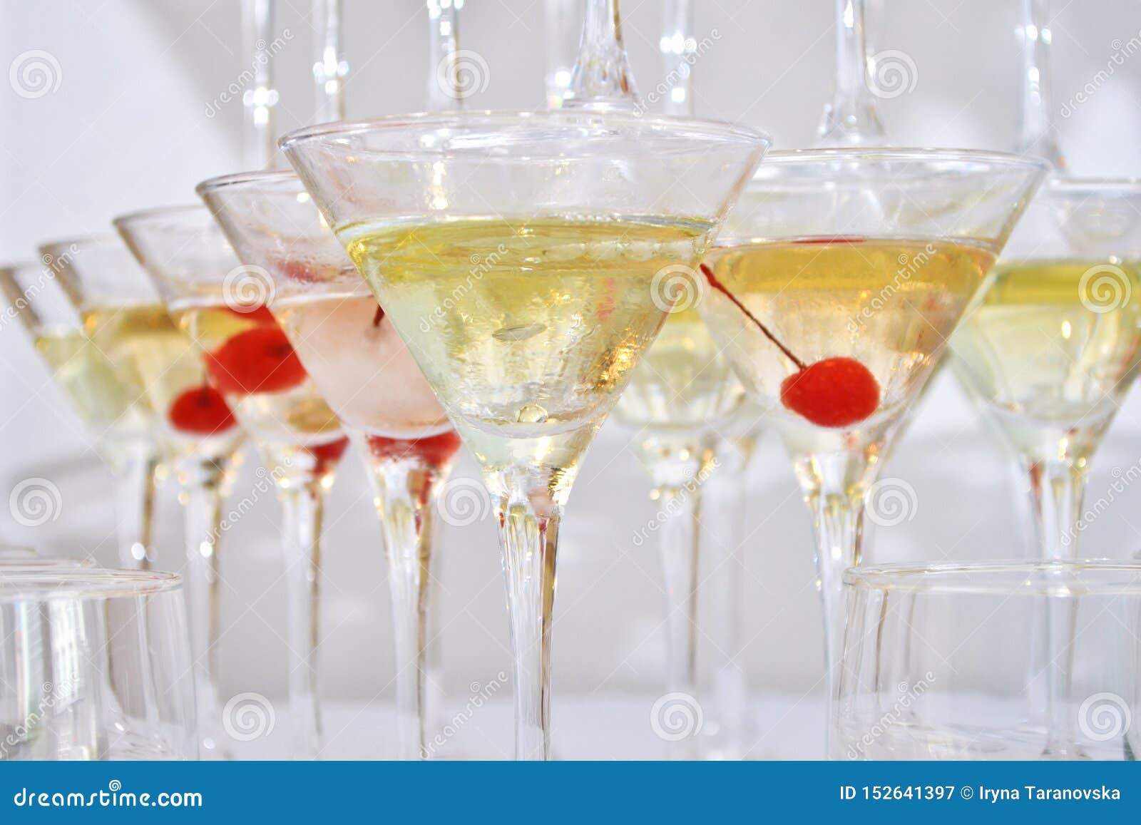 Driehoekige Die Martini-glazen, Met Champagne Met Kersen Worden Gevuld ... Driehoekige Die Martini-glazen, Met Champagne Met Kersen Worden Gevuld ...