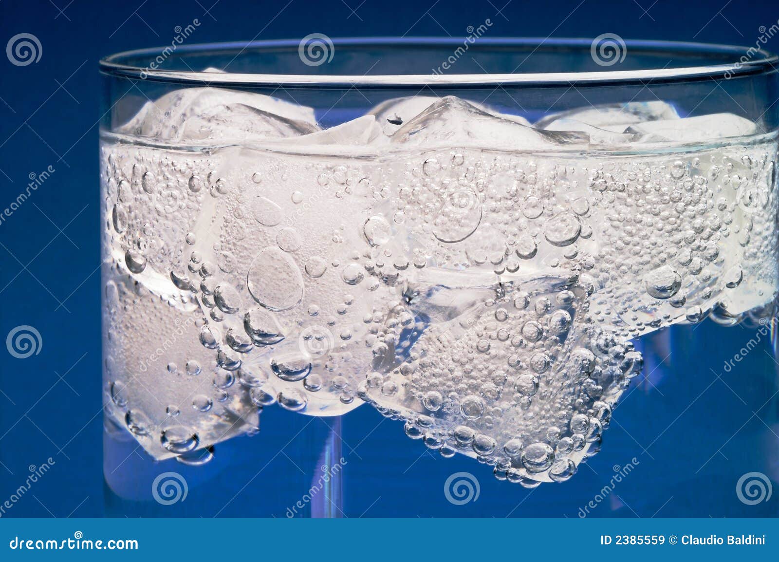 Drijvend ijs in water stock afbeelding. Image of koude - 2385559