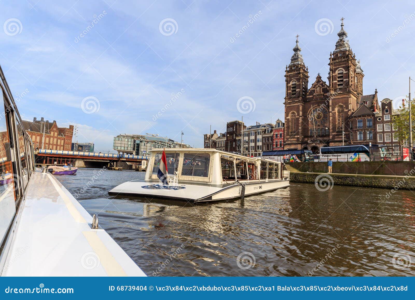Drijvende Boot Op Het Kanaal In Amsterdam Dichtbij Stadscentrum ...