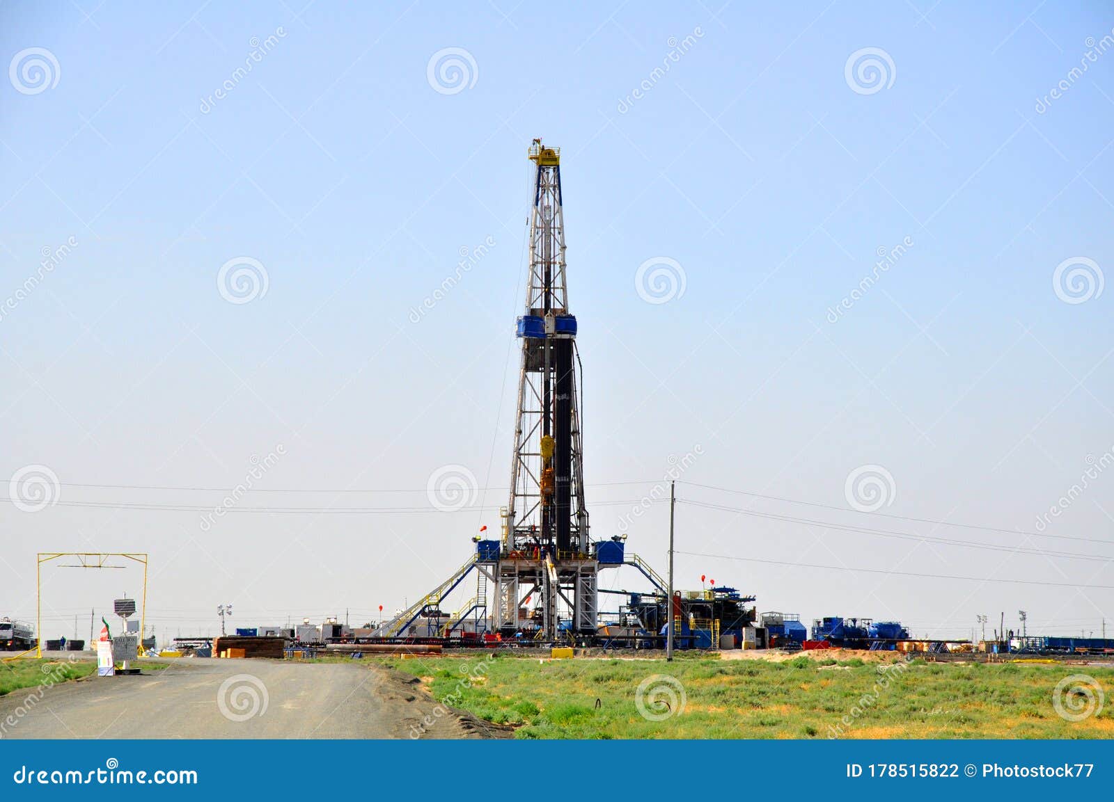 The onshore drilling rig stock photo. Image of heavy - 178515822