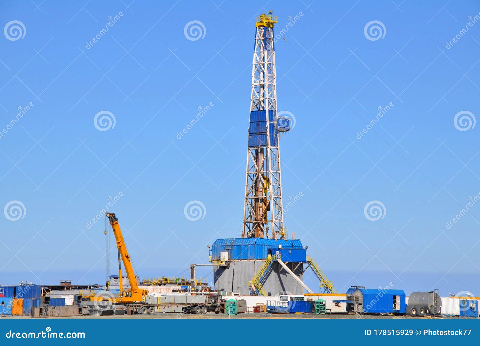 The onshore drilling rig stock image. Image of oilfield - 178515929