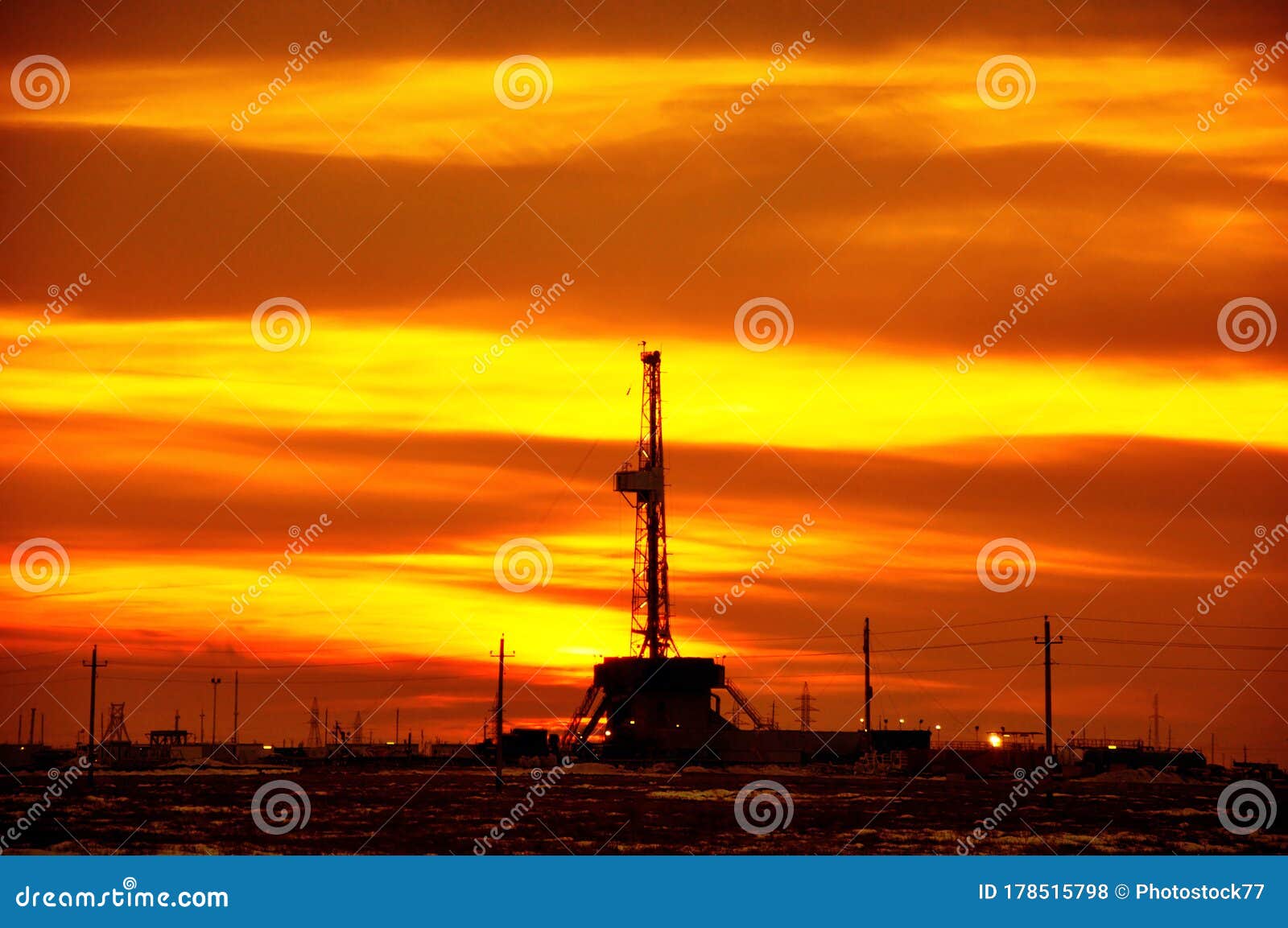 The Drilling Rig during Sunset Stock Photo - Image of refinery, fuel ...