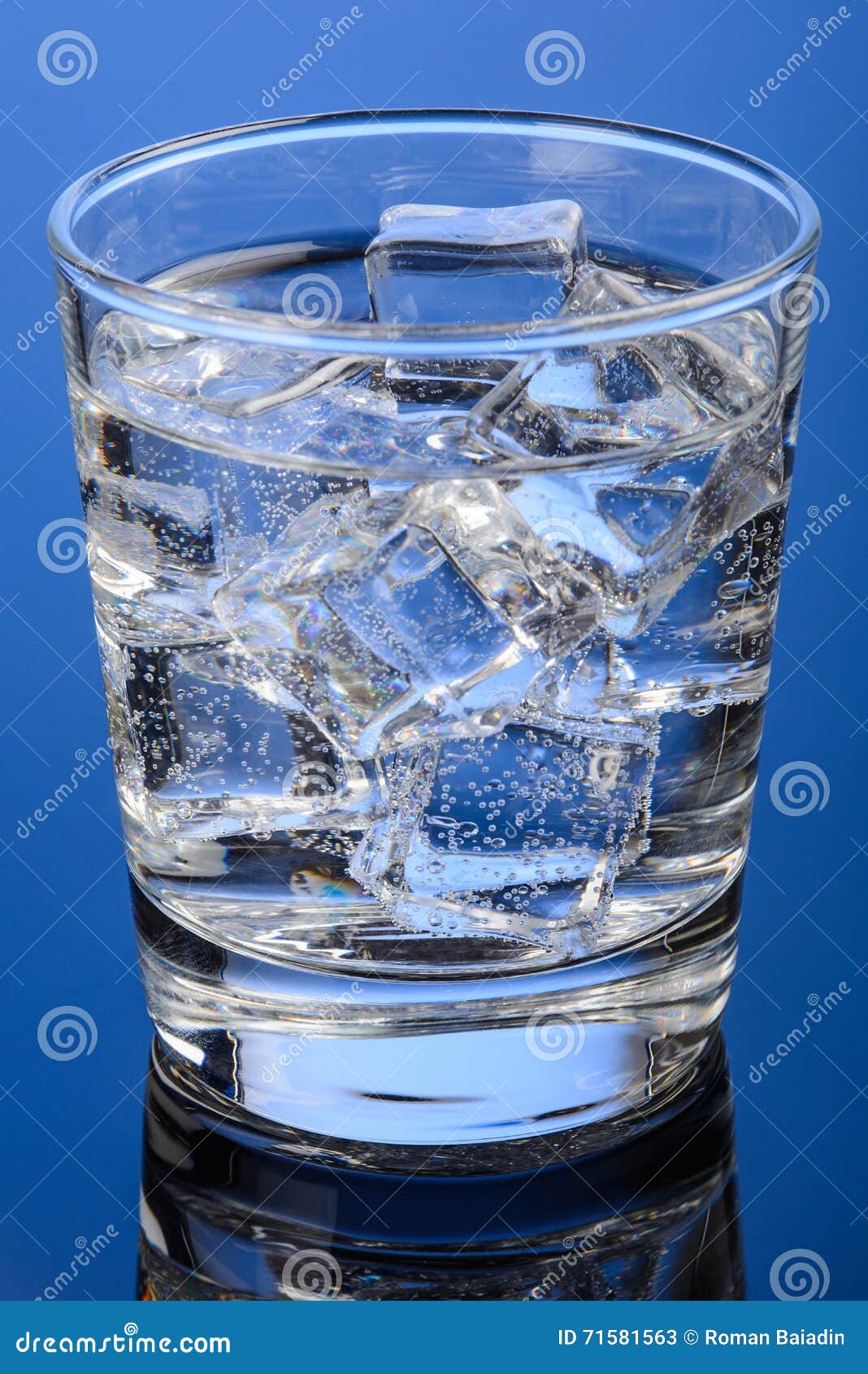 Drinkwater met ijs stock afbeelding. Image of mousserend - 71581563