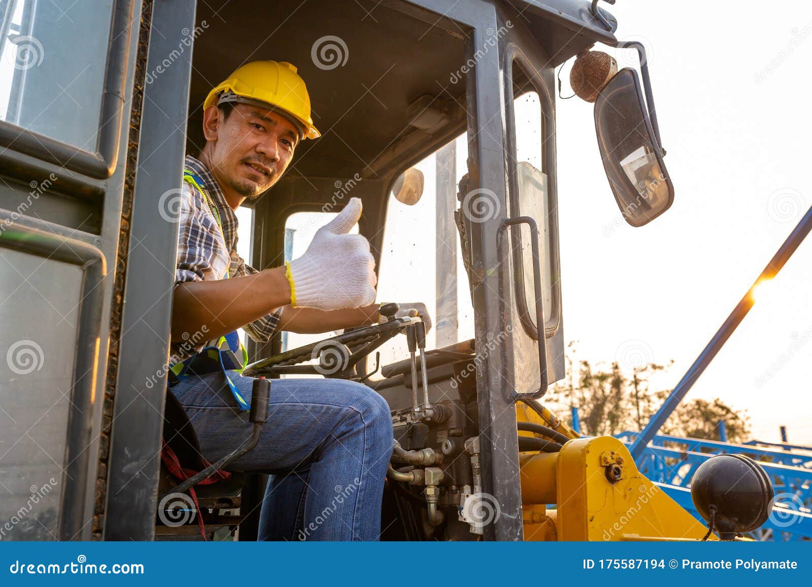 Driving Worker Heavy Wheeled Tractor, Wheel Loader Excavator With ...