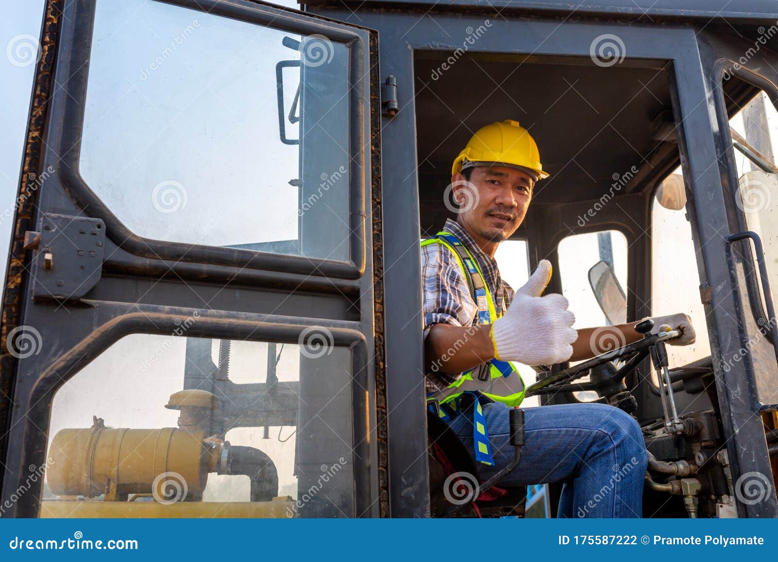 Driving Worker Heavy Wheeled Tractor, Wheel Loader Excavator With ...