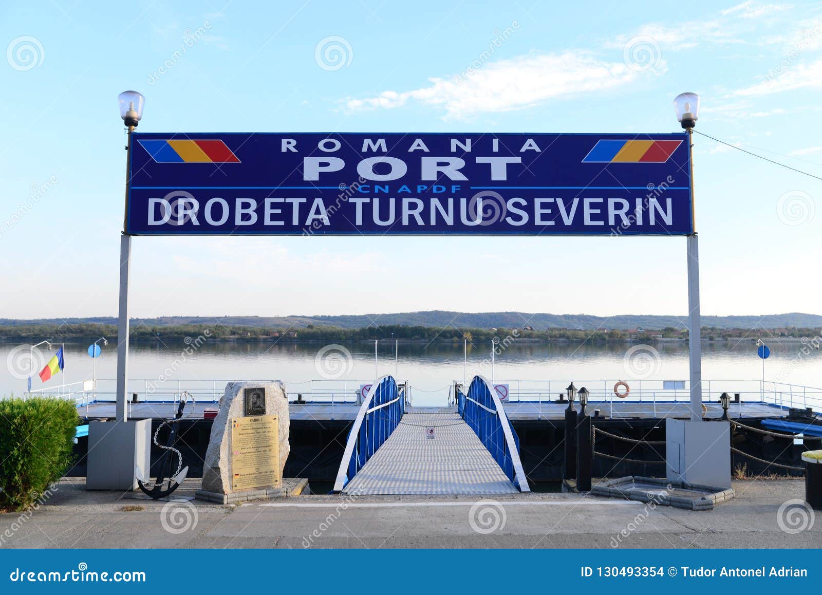 Drobeta-Stadthafen redaktionelles stockbild. Bild von tourismus - 130493354