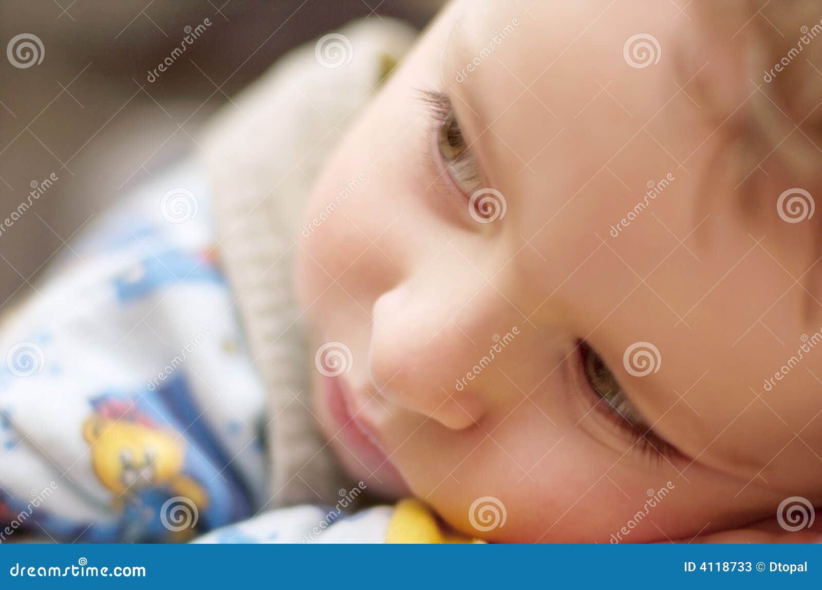 Droevig Depressief Vermoeid Kind Stock Afbeelding - Image of ...