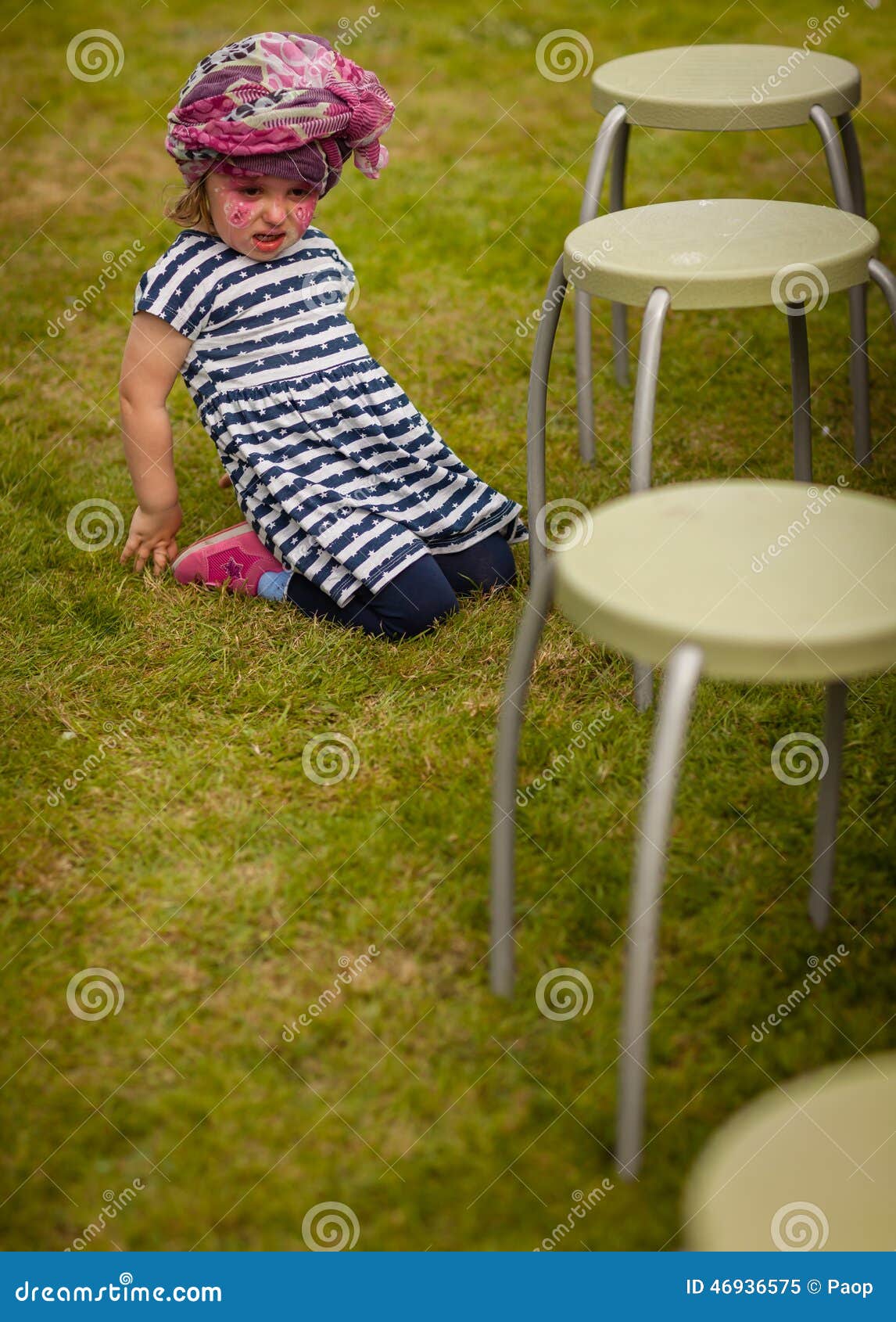 Droevig en vermoeid meisje stock afbeelding. Image of kinderjaren ...