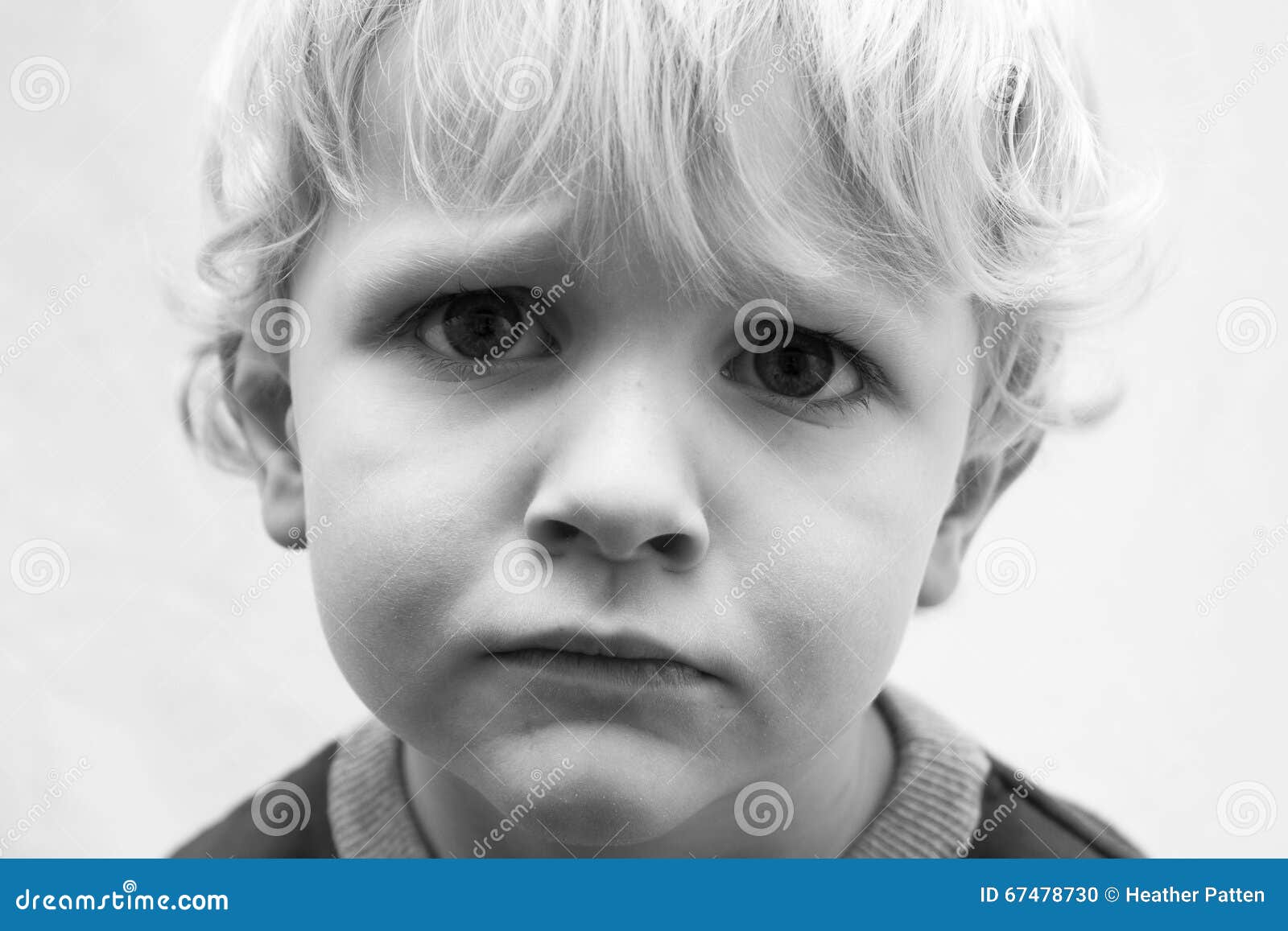 Droevig Little Boy stock foto. Image of portret, steenbolk - 67478730