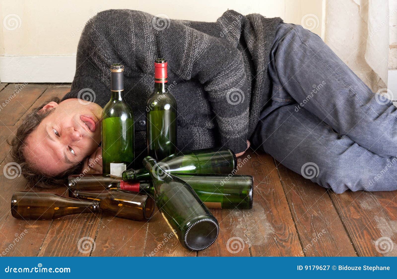 Droevige en dronken mens stock afbeelding. Image of bedwelmd - 9179627