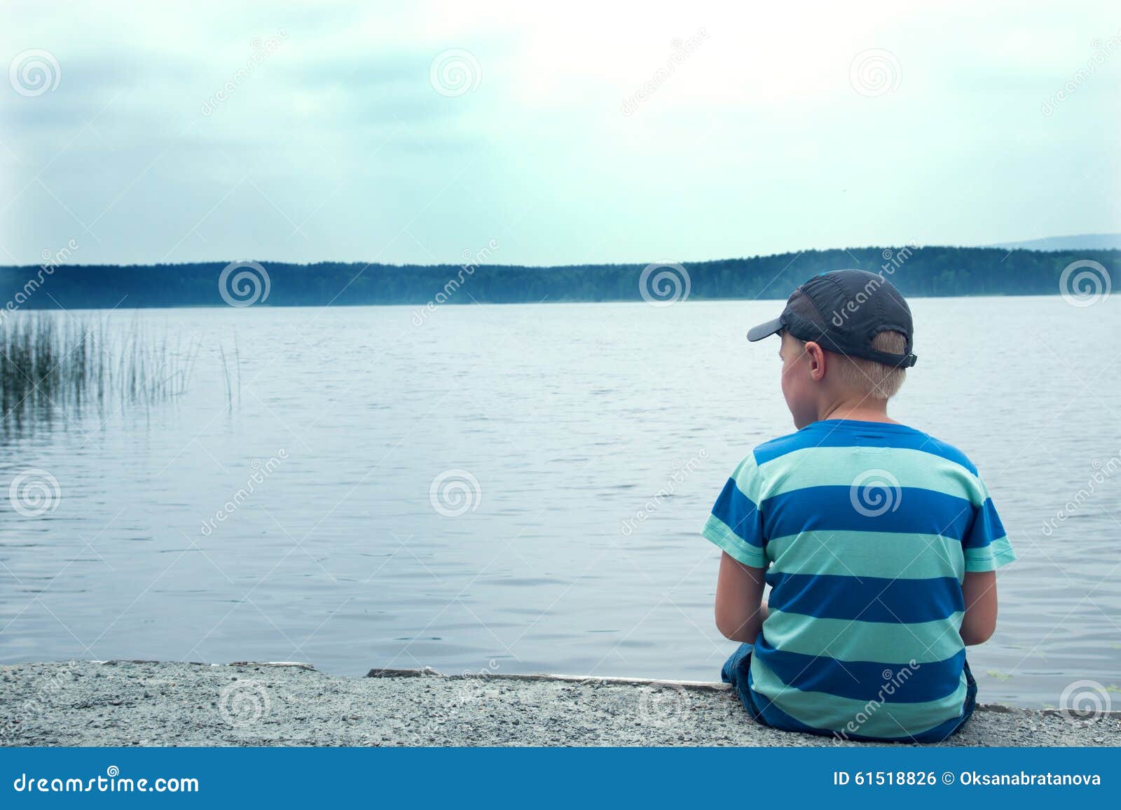 Droevige Kind Alleen Zitting Stock Foto - Image of verlaten ...