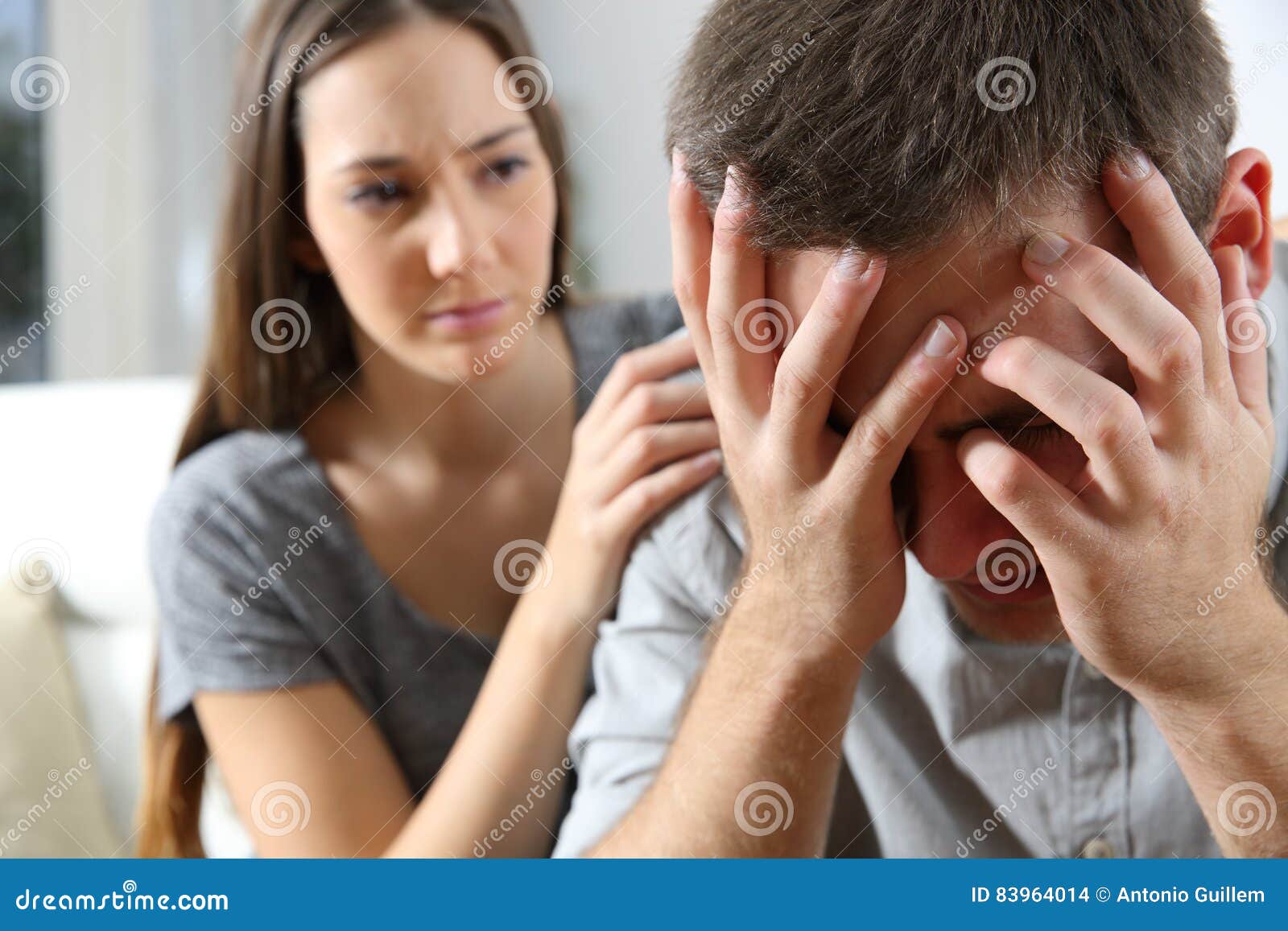 Droevige Mens En Vriend Het Troosten Stock Foto - Image of onderbreking ...