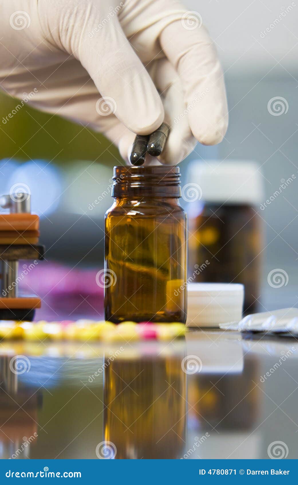 Drogas en la reflexión imagen de archivo. Imagen de médico - 4780871