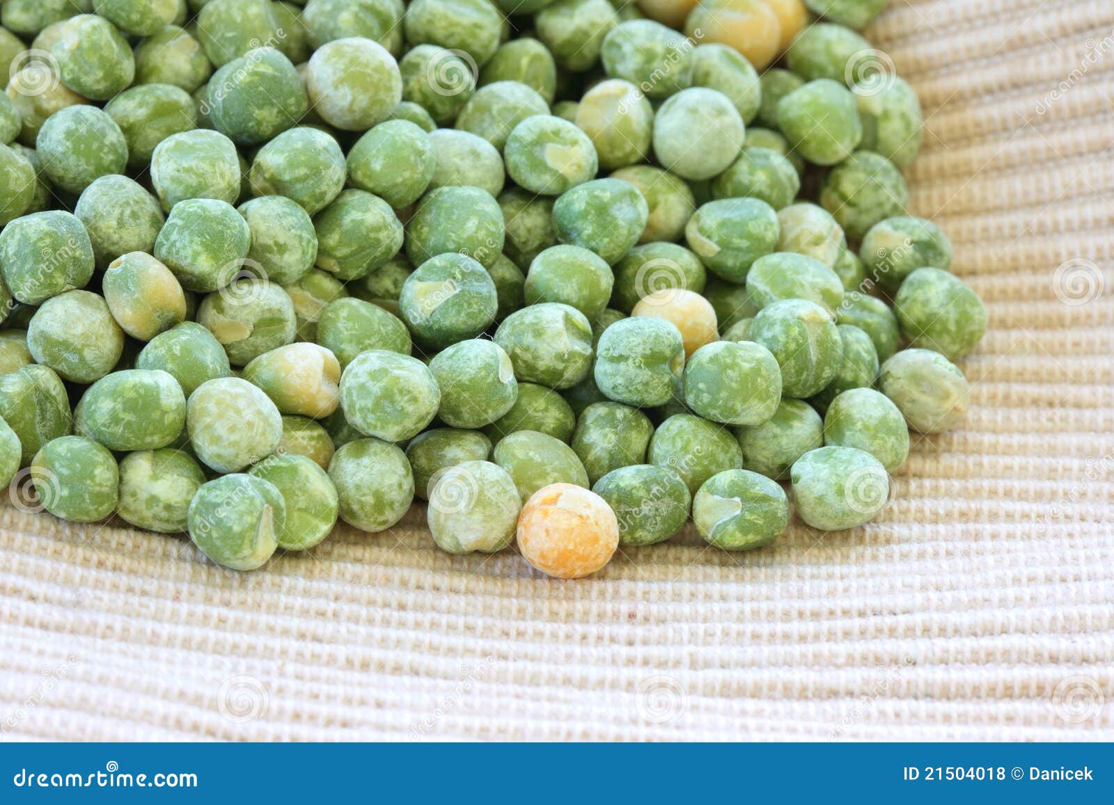 Droge Groene Erwt Op Witte Achtergrond Stock Foto - Image of ingrediënt ...