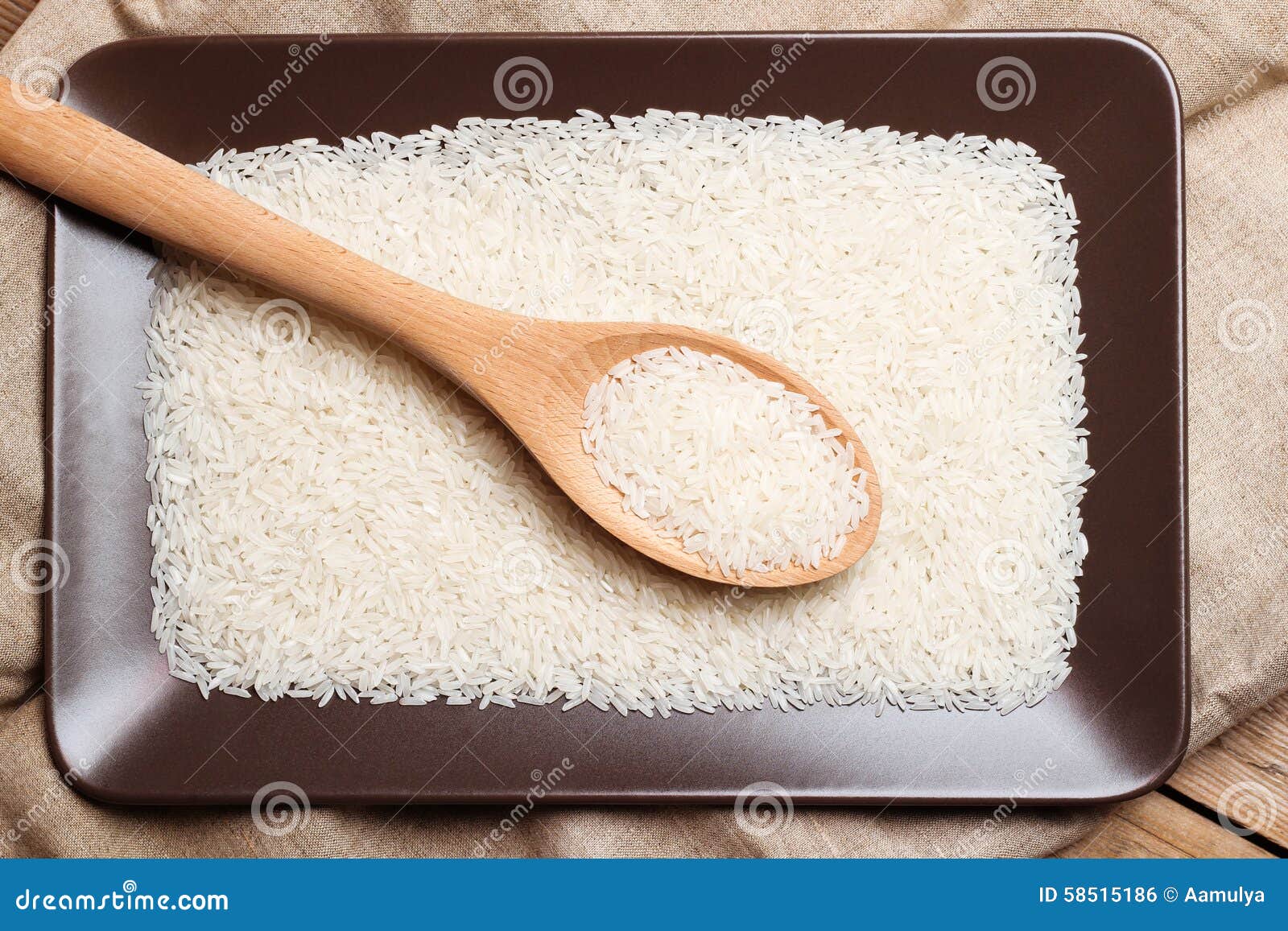 Droge rijst in een lepel stock foto. Image of naughty - 58515186