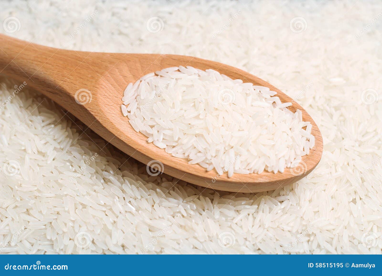 Droge rijst in een lepel stock afbeelding. Image of graangewas - 58515195