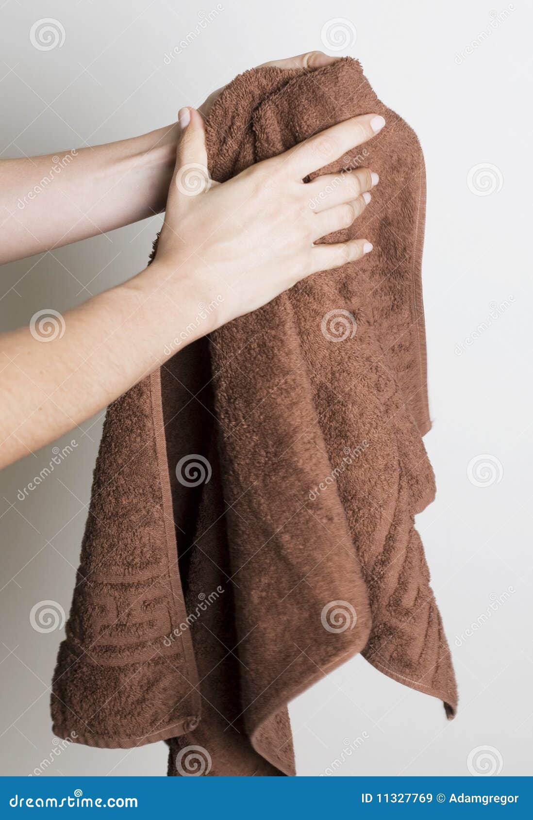 Drogende Handen Met Een Handdoek Stock Afbeelding - Image of geïsoleerd ...