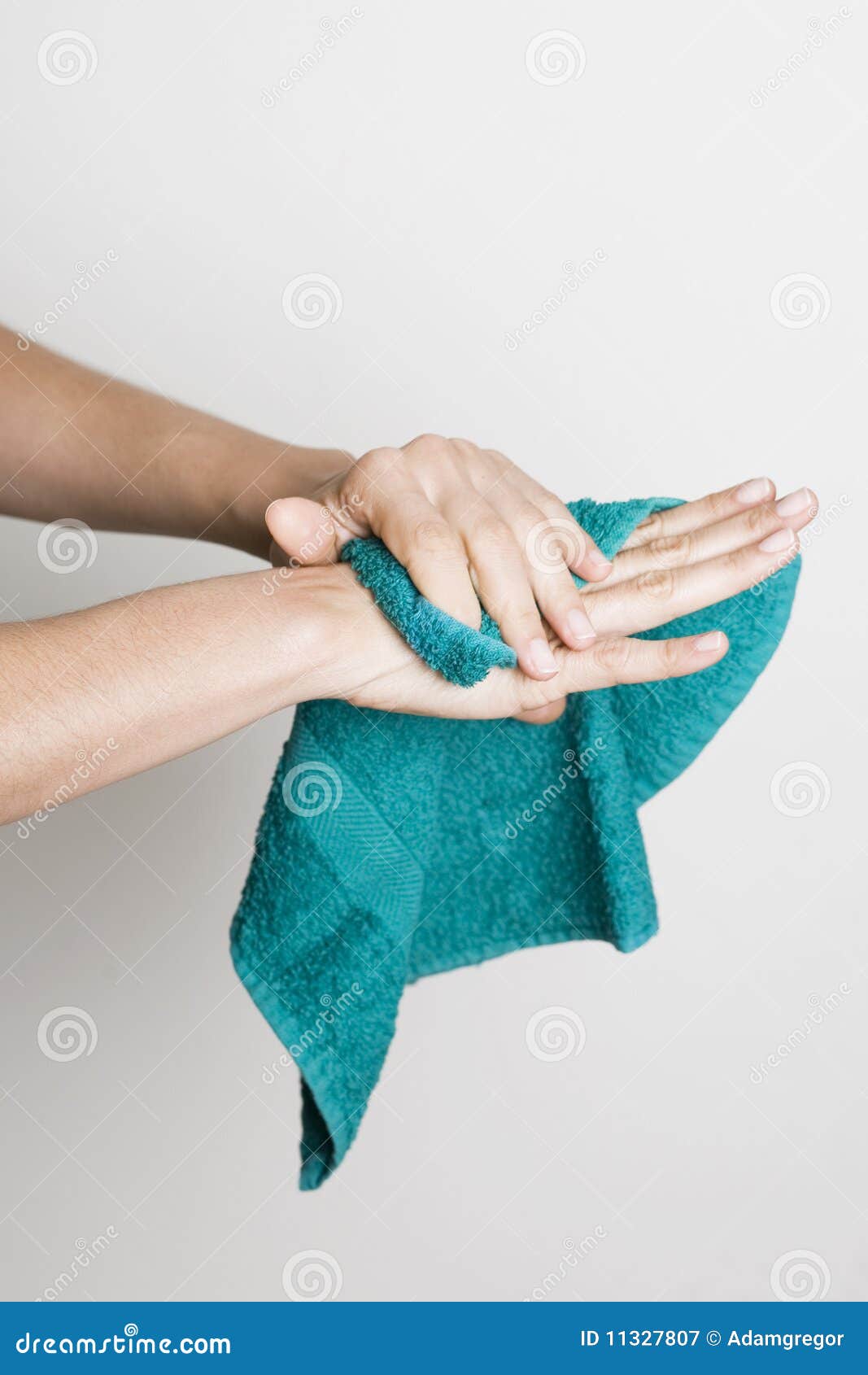 Drogende Handen Met Een Handdoek Stock Afbeelding - Image of motel ...