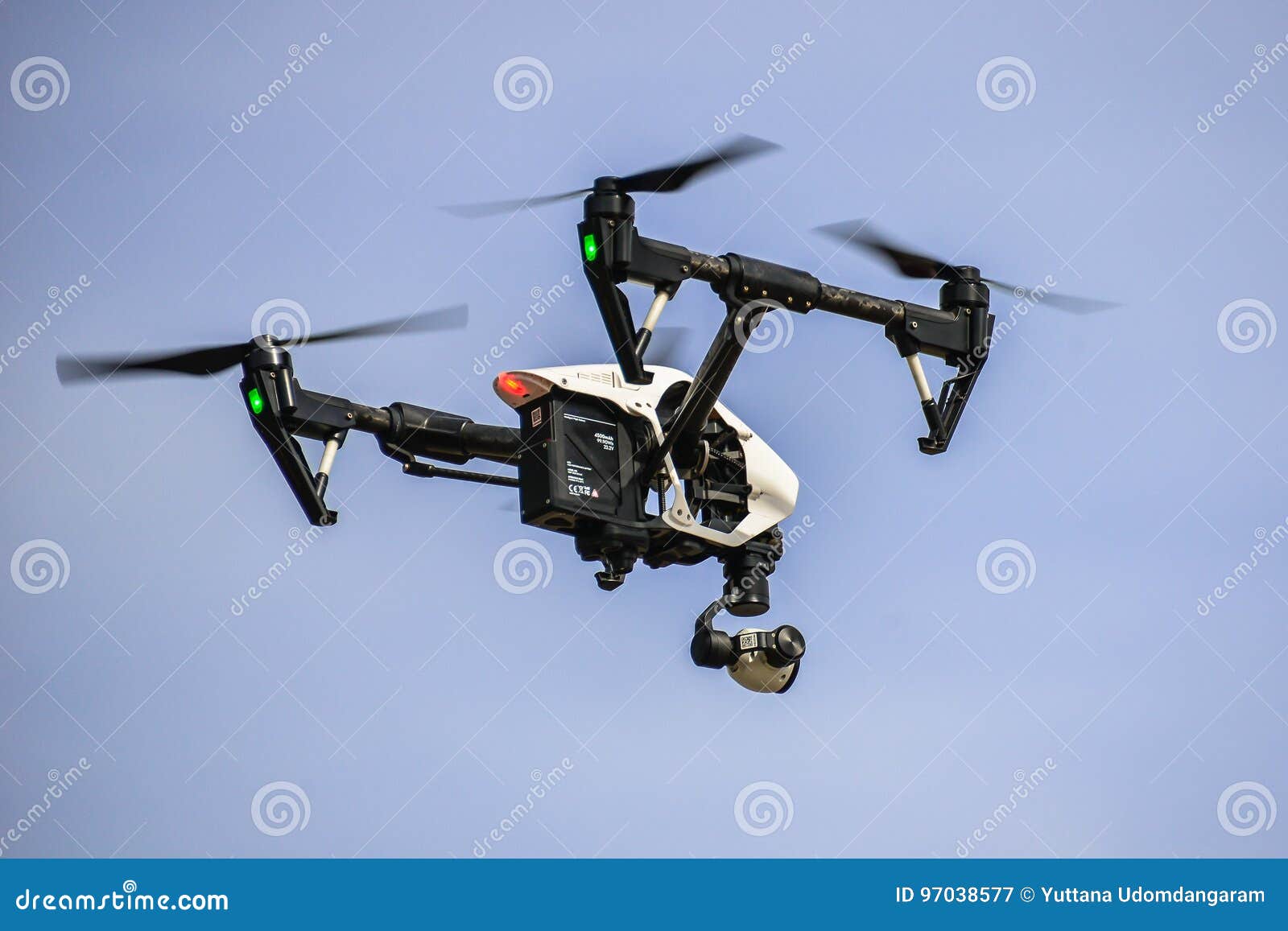 Drohnen stockbild. Bild von blau, propeller, antenne - 97038577