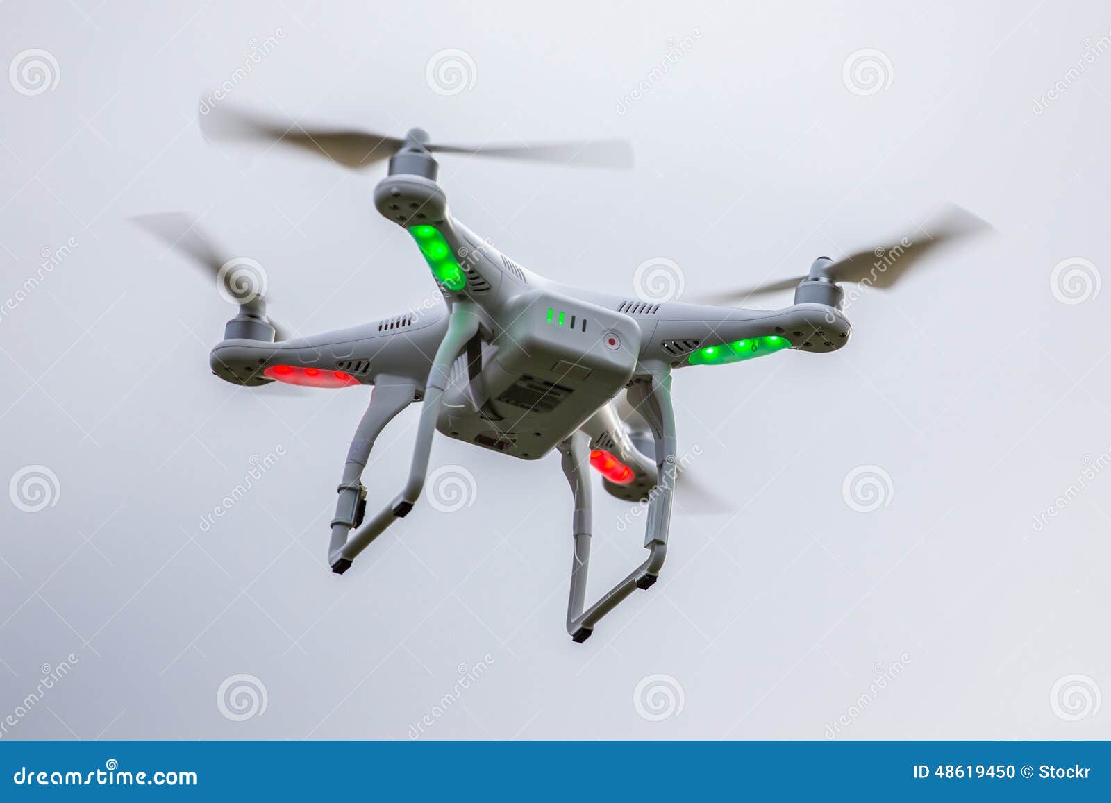 Dron che vola liberamente fotografia stock. Immagine di fotographia ...