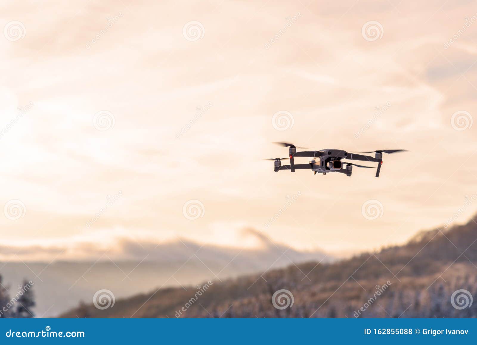 Dron volando al atardecer foto de archivo. Imagen de industria - 162855088