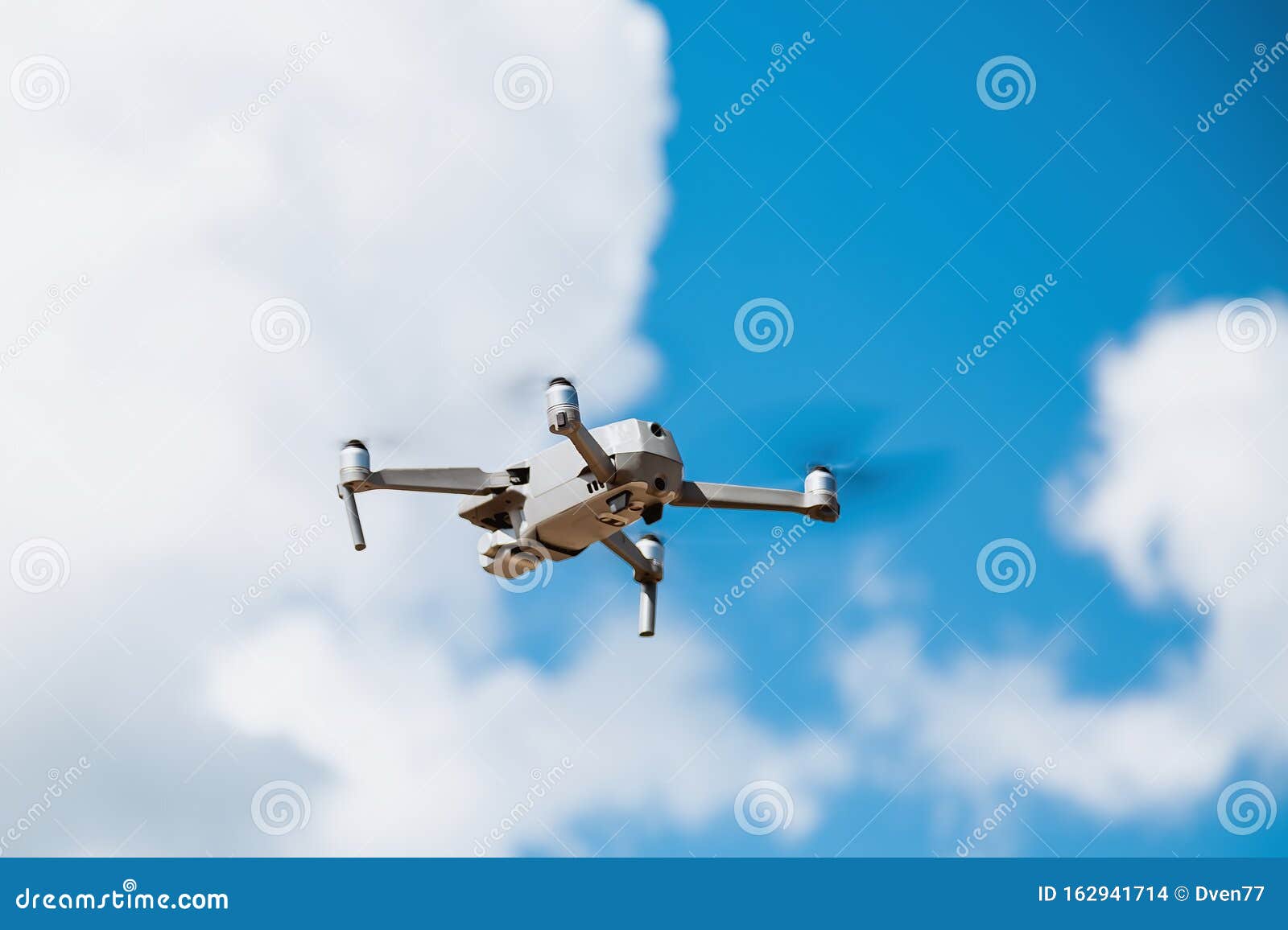 Drone Gris Vuela Contra El Cielo Con Nubes Foto de archivo - Imagen de ...