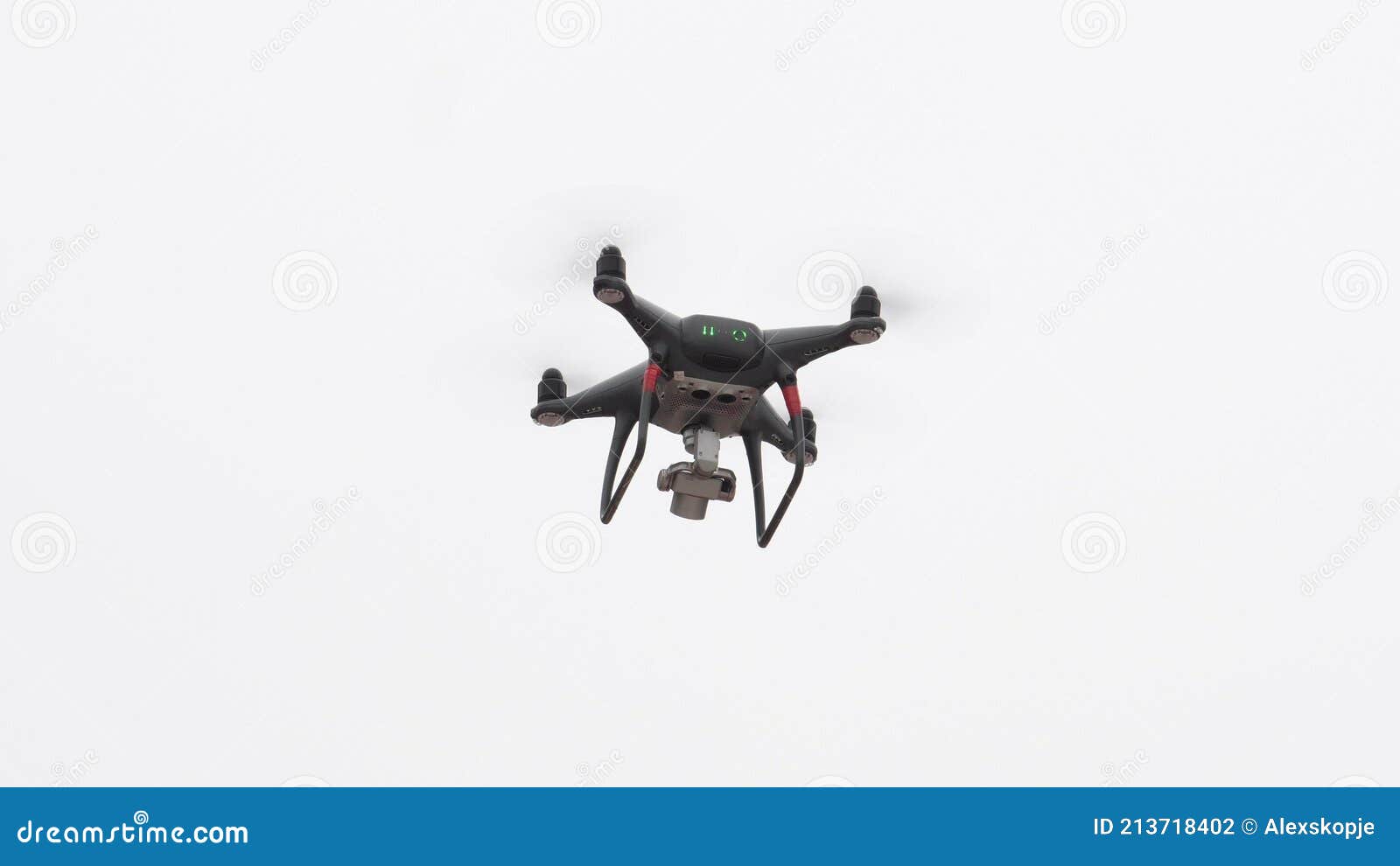 Drone Voando Contra Fundo Branco Foto de Stock - Imagem de moderno ...