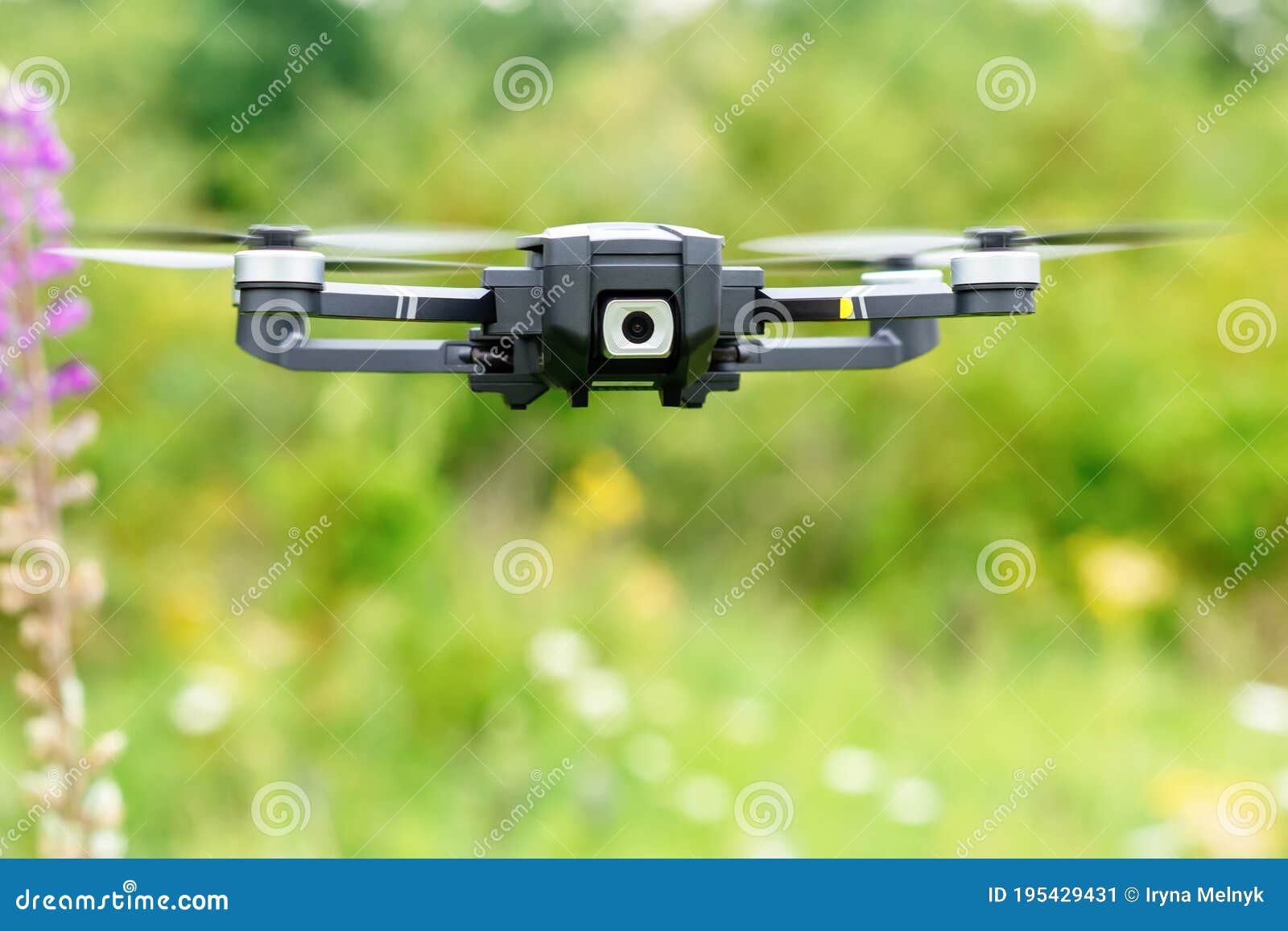 Drone voando sobre o campo imagem de stock. Imagem de hélice - 195429431