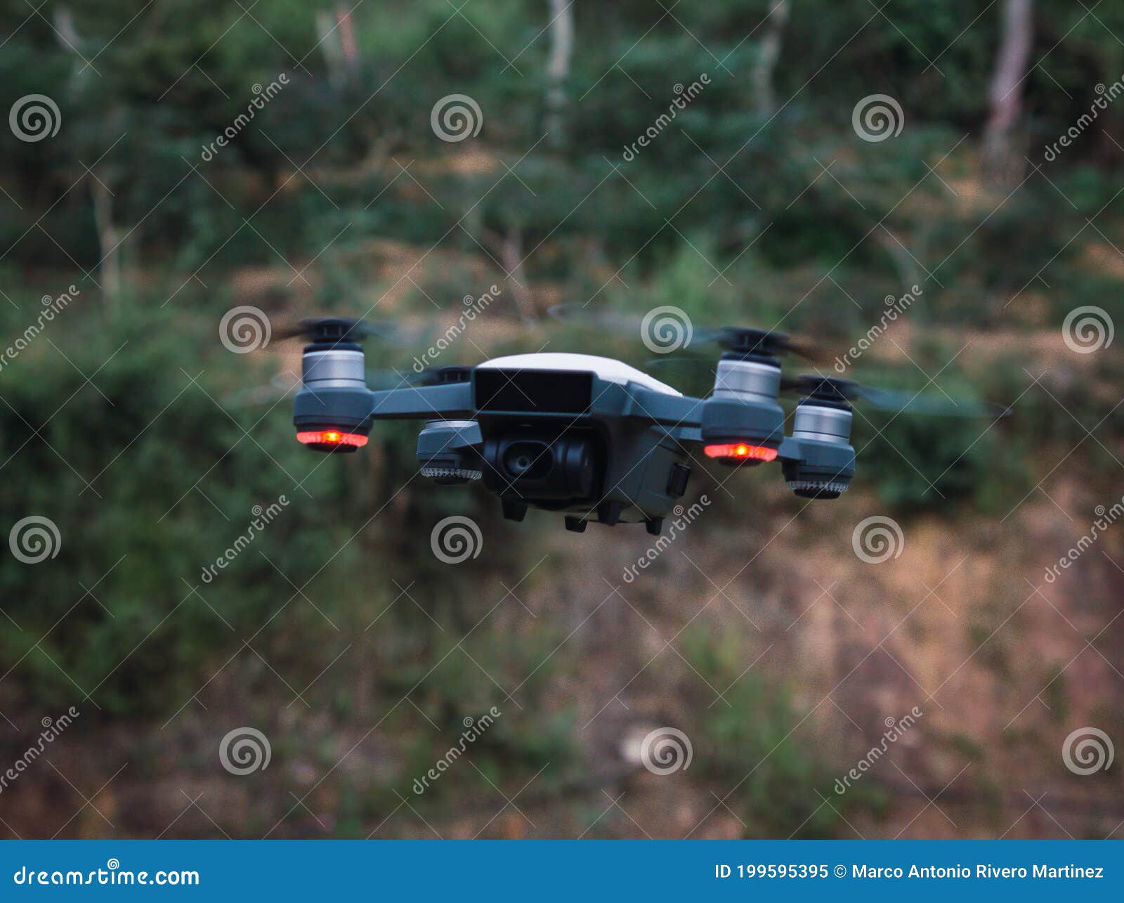 Drones Negros Volando En El Campo Imagen de archivo - Imagen de persona ...