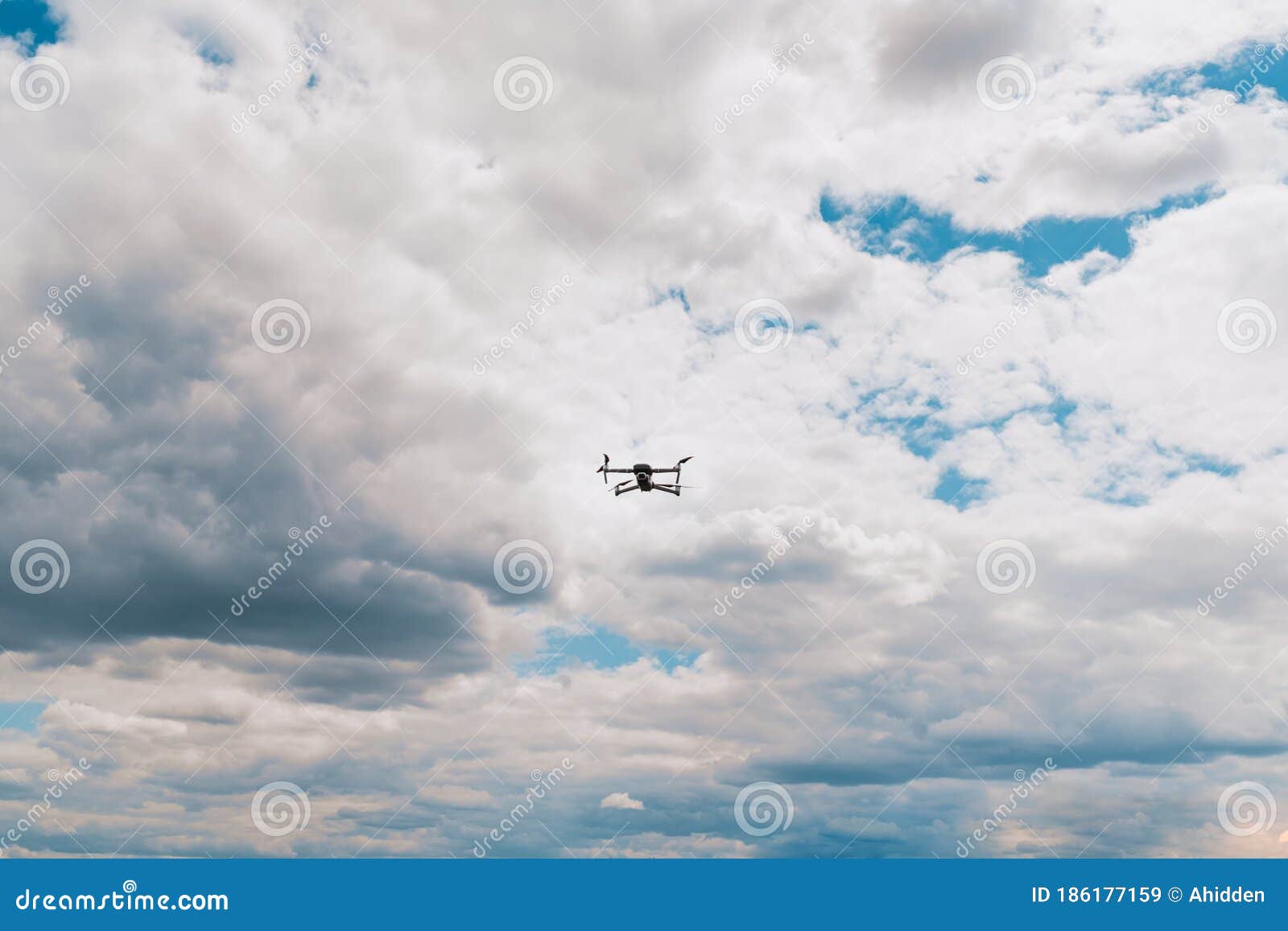 Drones volando al cielo imagen de archivo. Imagen de vigilancia - 186177159