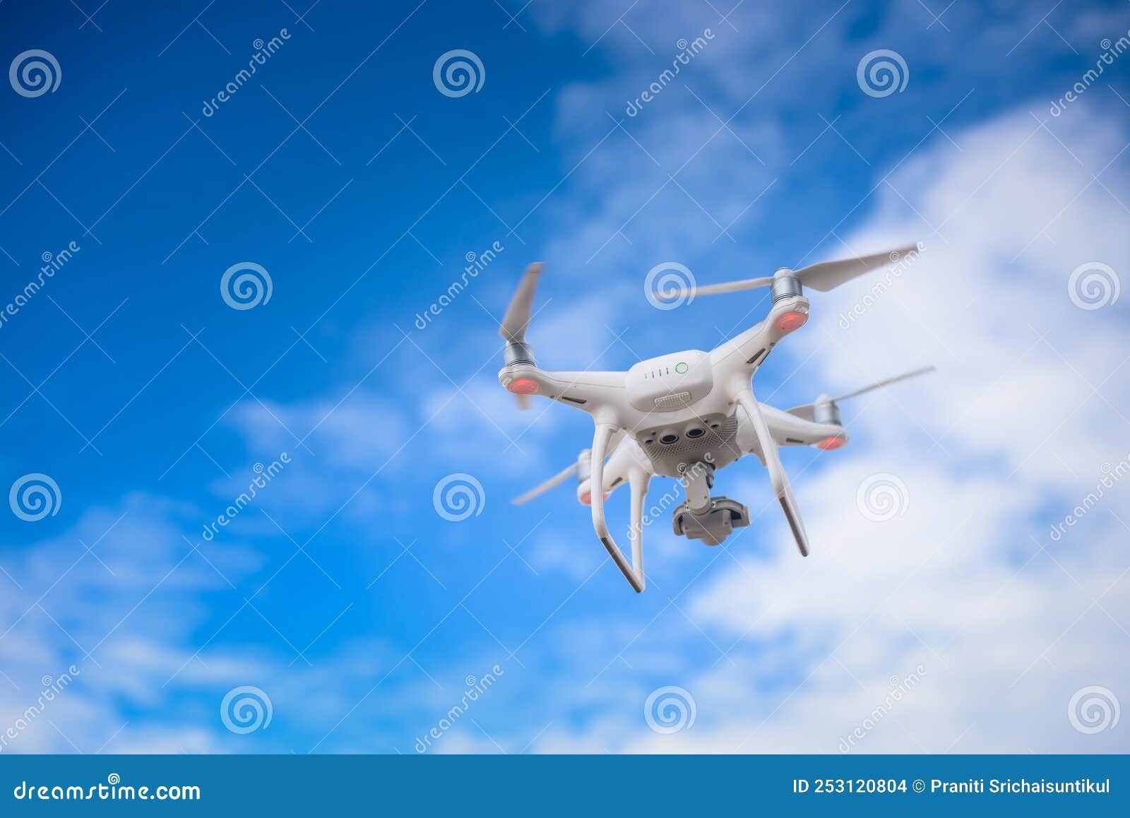 Drones Volando Desde Un Cielo Azul Foto de archivo - Imagen de video ...