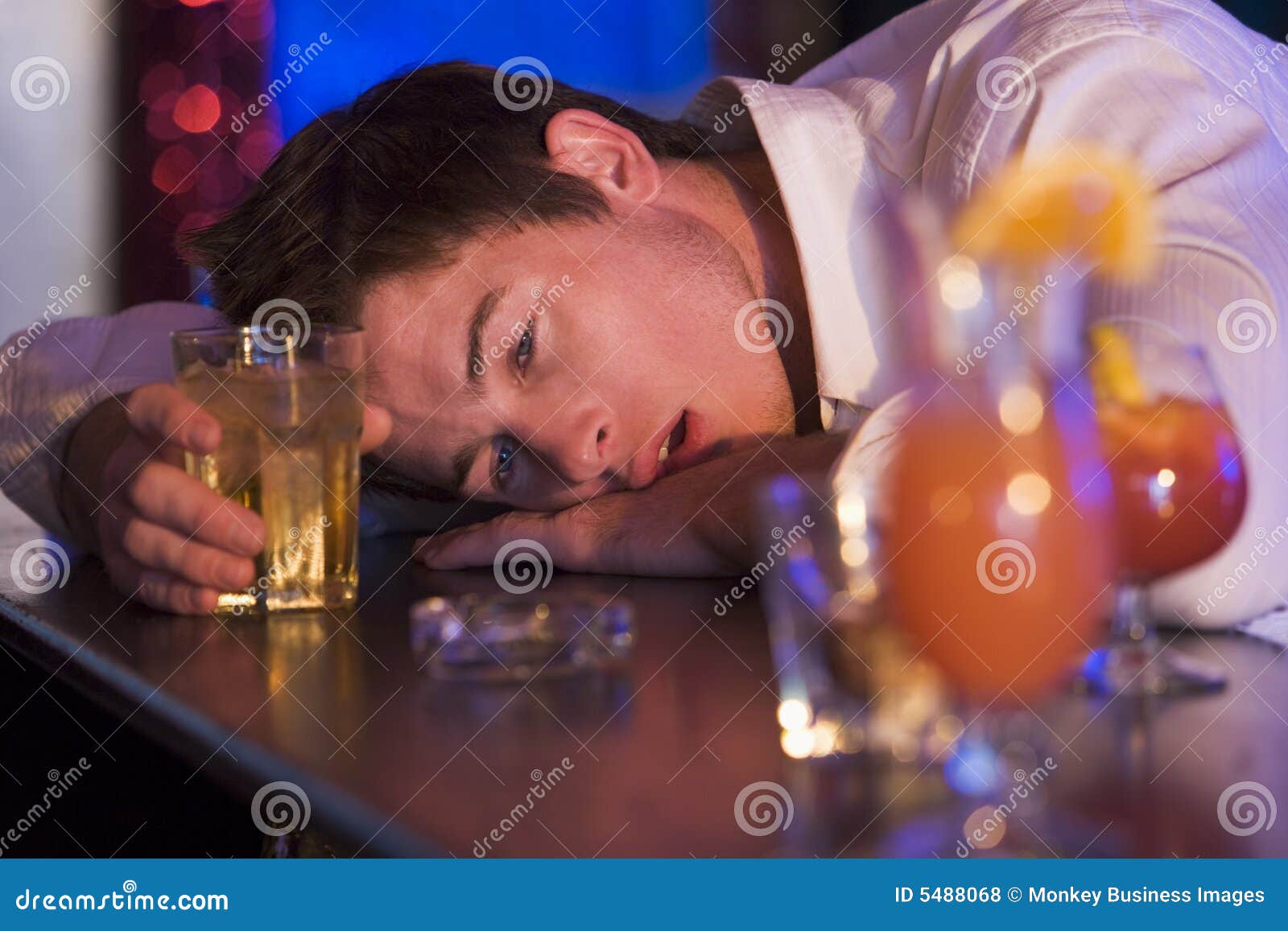 Dronken Jonge Mensen Rustend Hoofd Op Staafteller Stock Foto ...