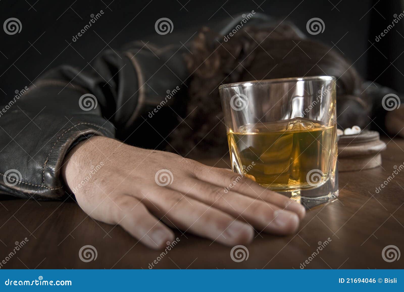 Dronken Mens stock foto. Image of depressie, verslaafde - 21694046