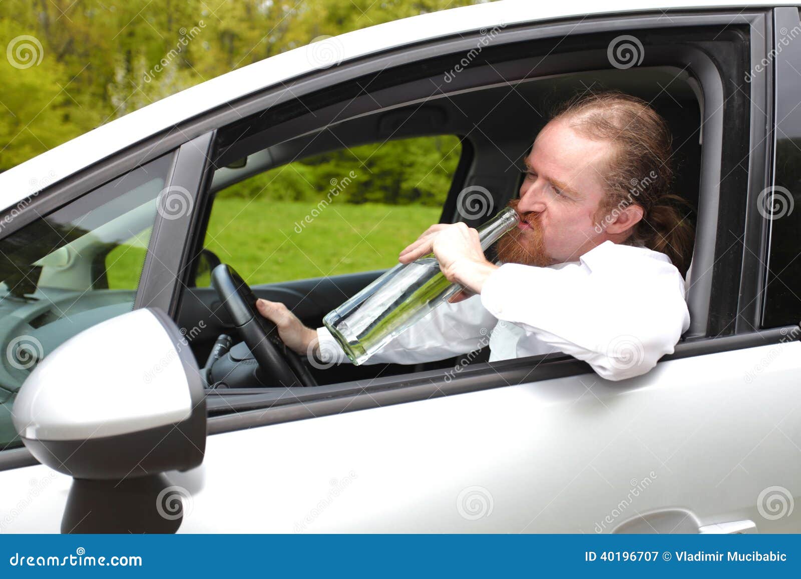 Dronken mens in auto stock afbeelding. Image of dronkaard - 40196707