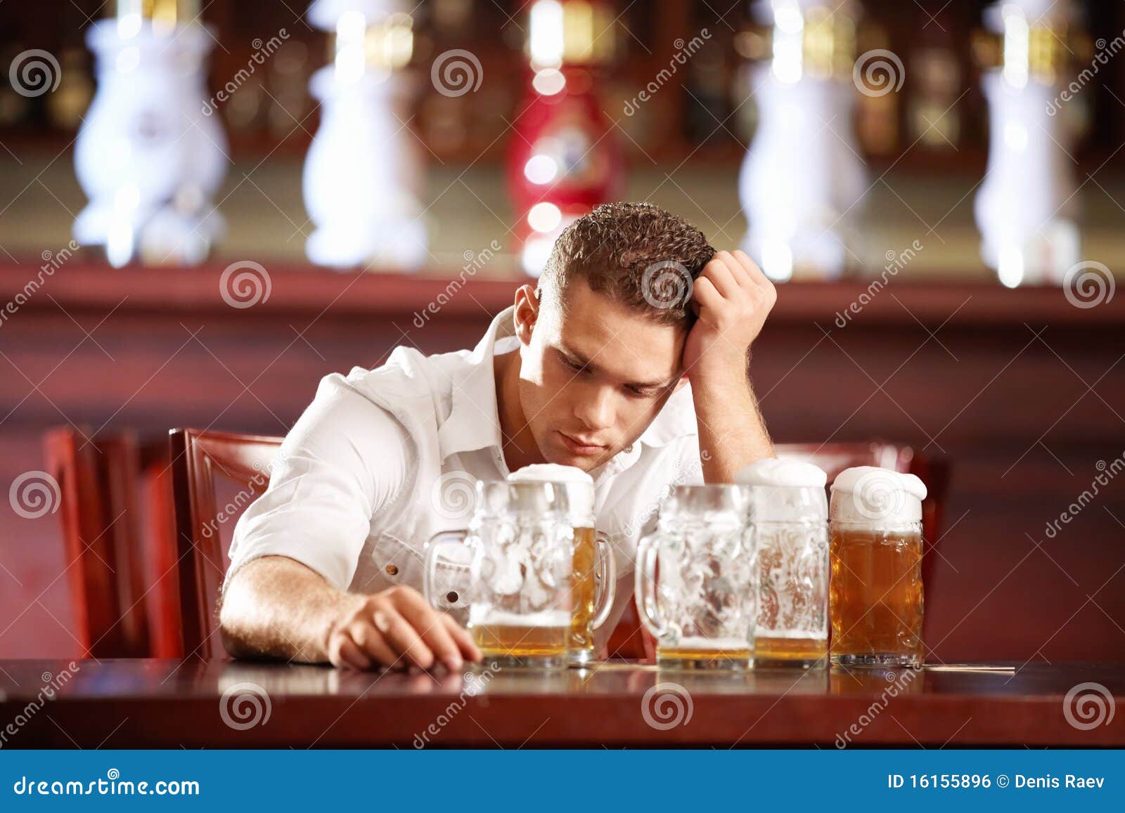 Dronken mens in een bar stock foto. Image of alcohol - 16155896