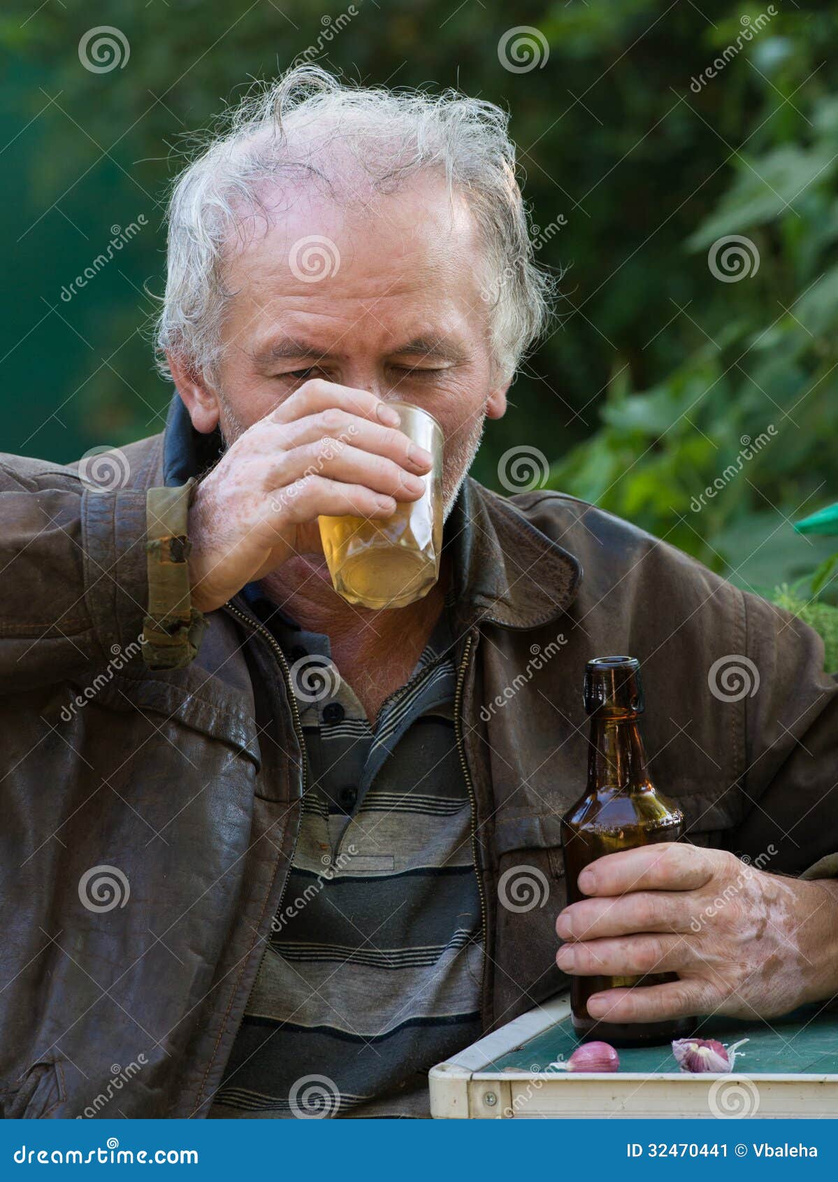 Dronken Mens Het Drinken Bier Stock Afbeelding - Image of mens ...