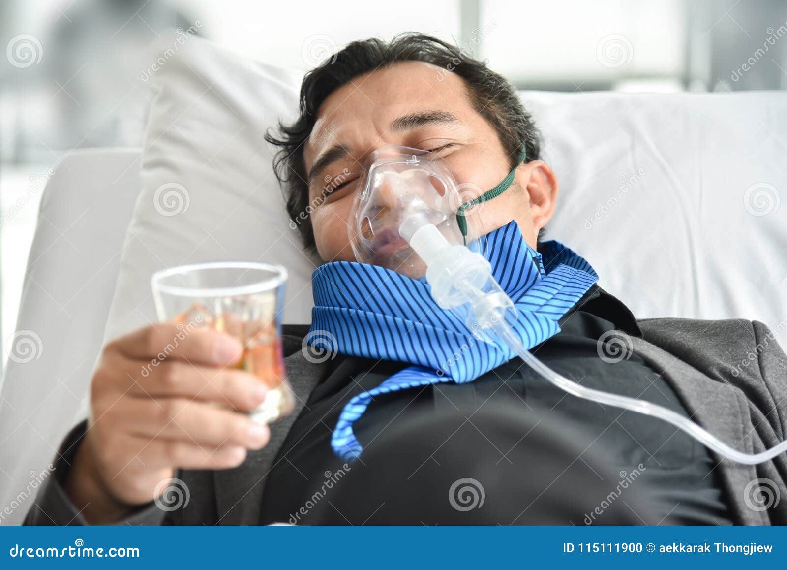 Dronken Mens Met Alcoholisme Stock Foto - Image of gedeprimeerd, ziekte ...