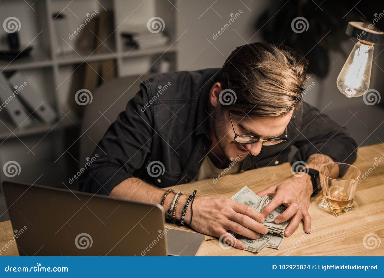 Dronken Mens Met Hoop Van Contant Geld Stock Foto - Image of persoon ...