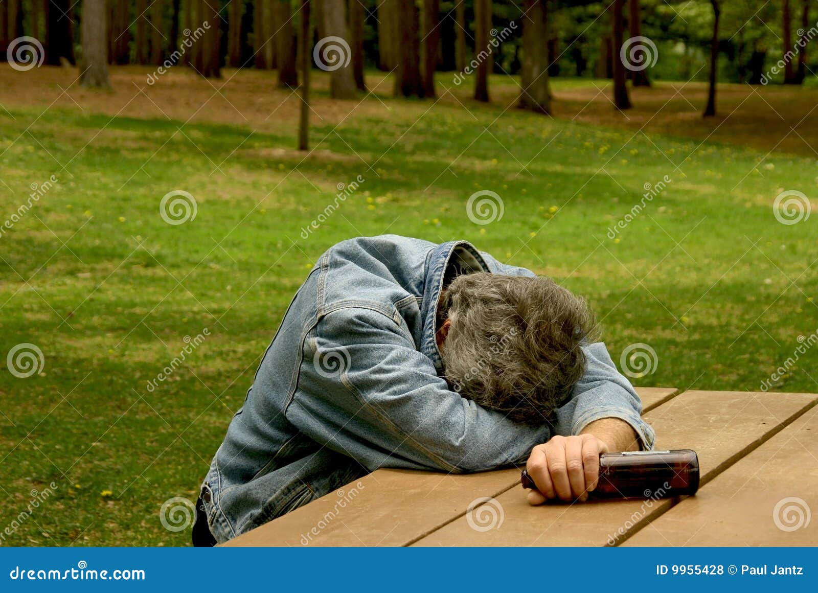 Dronken mens in park stock foto. Image of verslaving, mens - 9955428