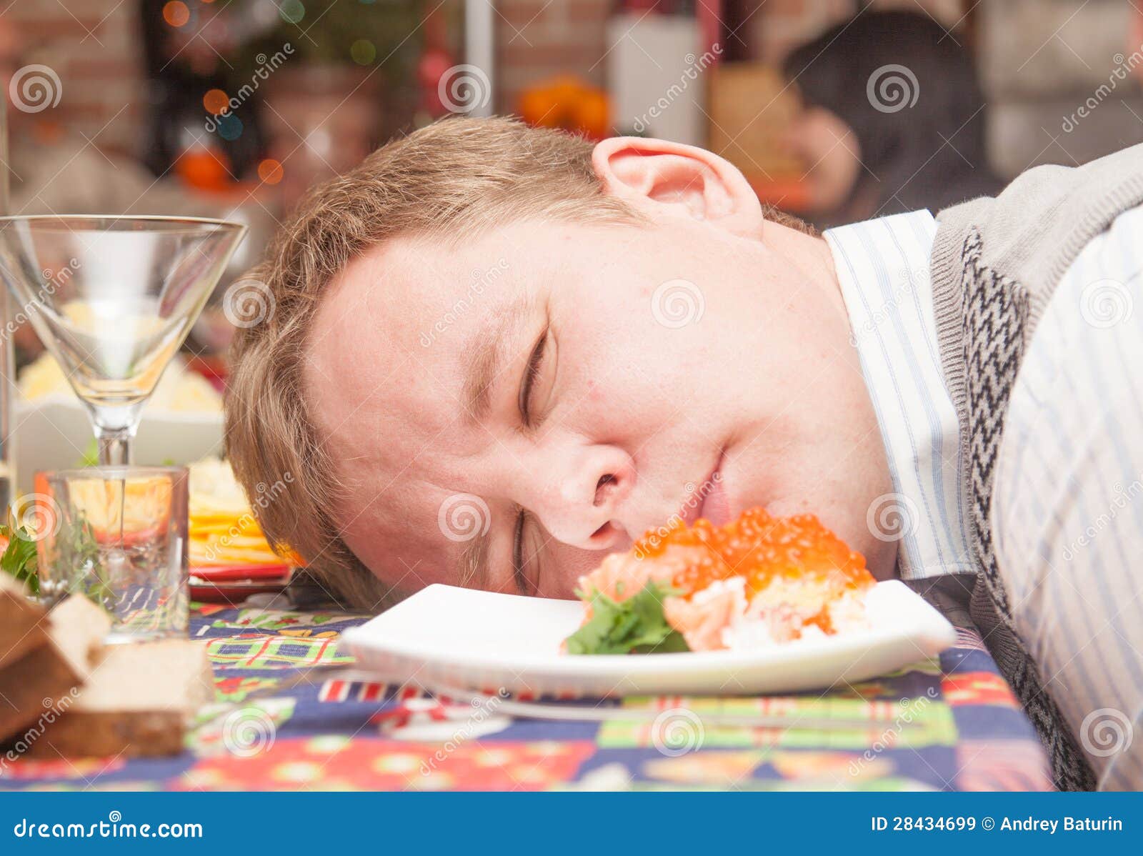 Dronken Mensen Rustend Hoofd Op Lijst Stock Afbeelding - Image of ...