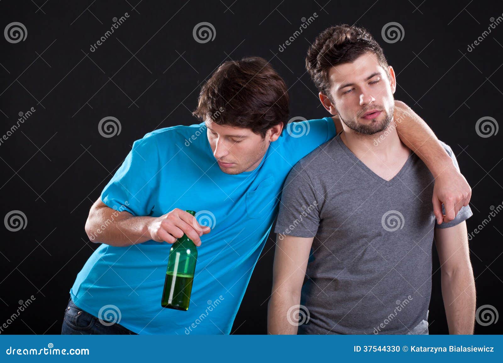 Dronken mensenvrienden stock foto. Image of fles, saldo - 37544330