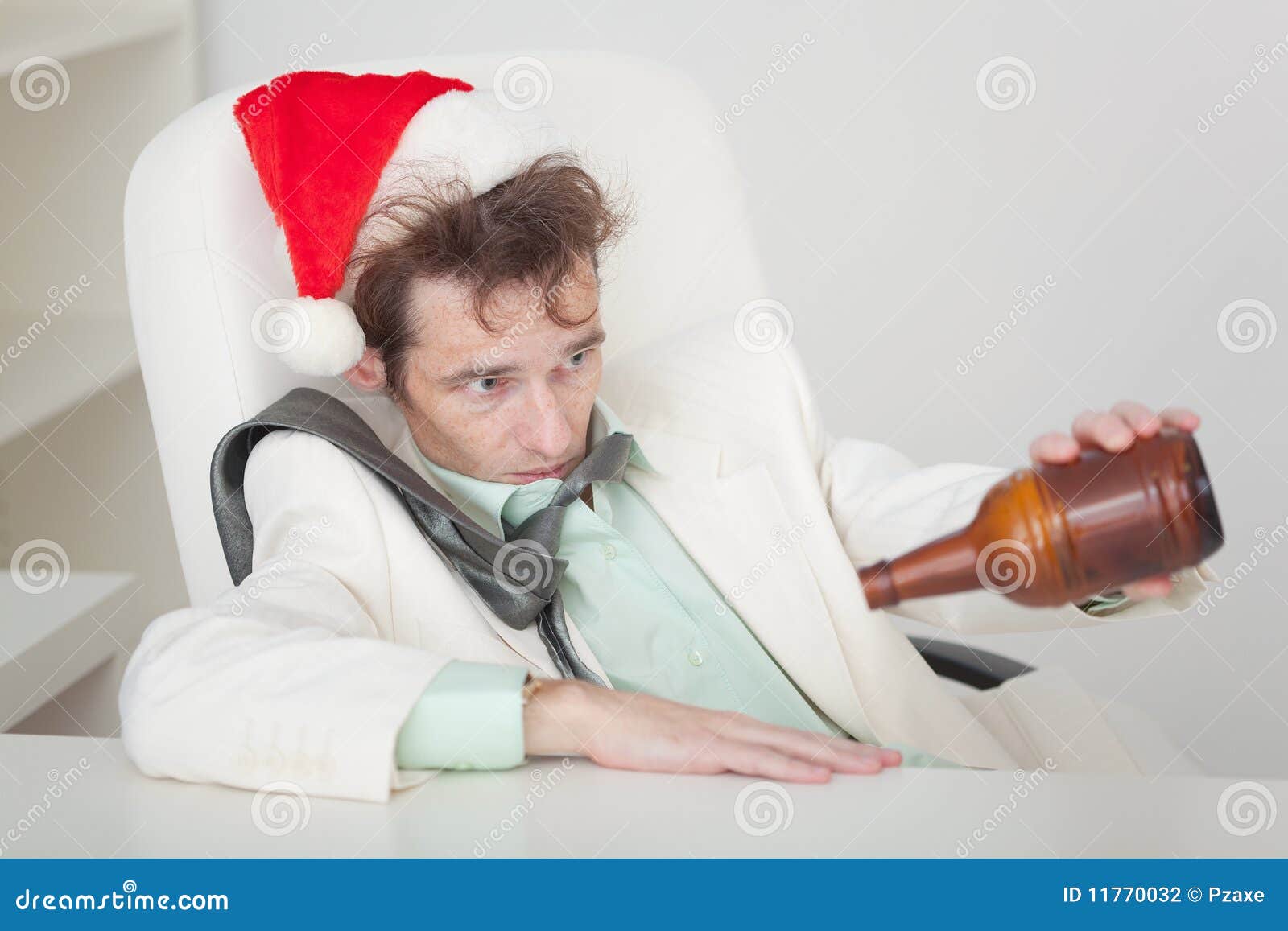 Dronken Persoon in Kerstmis GLB Met Fles Stock Foto - Image of één ...